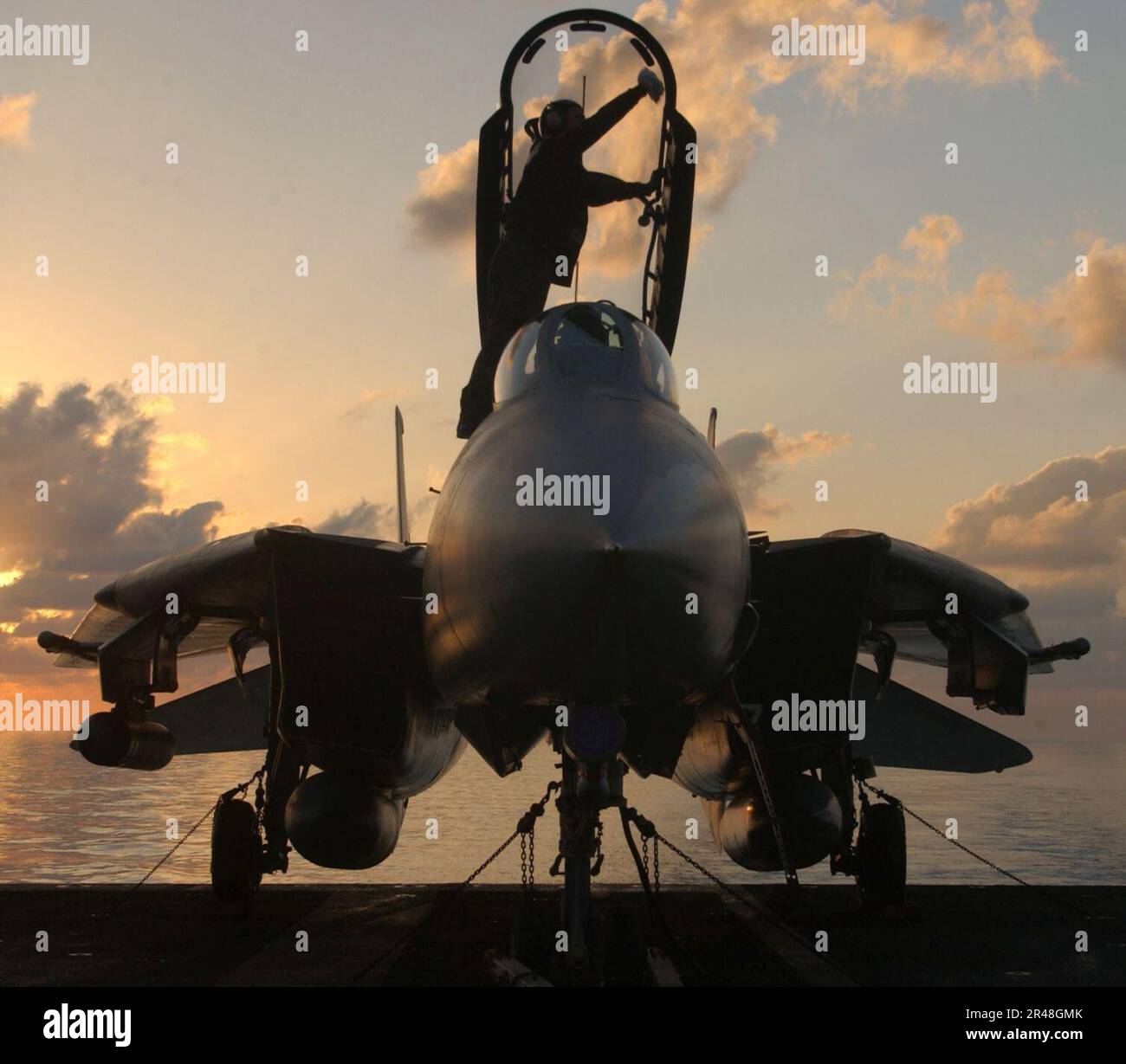 US Navy Aircrew prepare F-14 Stock Photo - Alamy