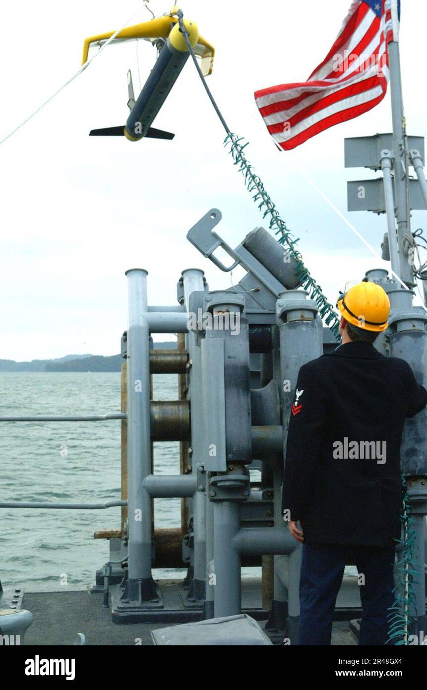 US Navy Side Sonar Operations aboard MCM 5 Stock Photo - Alamy