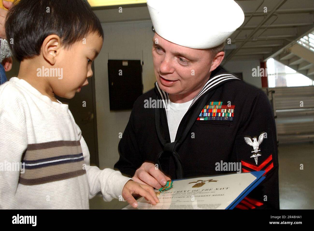 US Navy Sailor shares award with son Stock Photo - Alamy