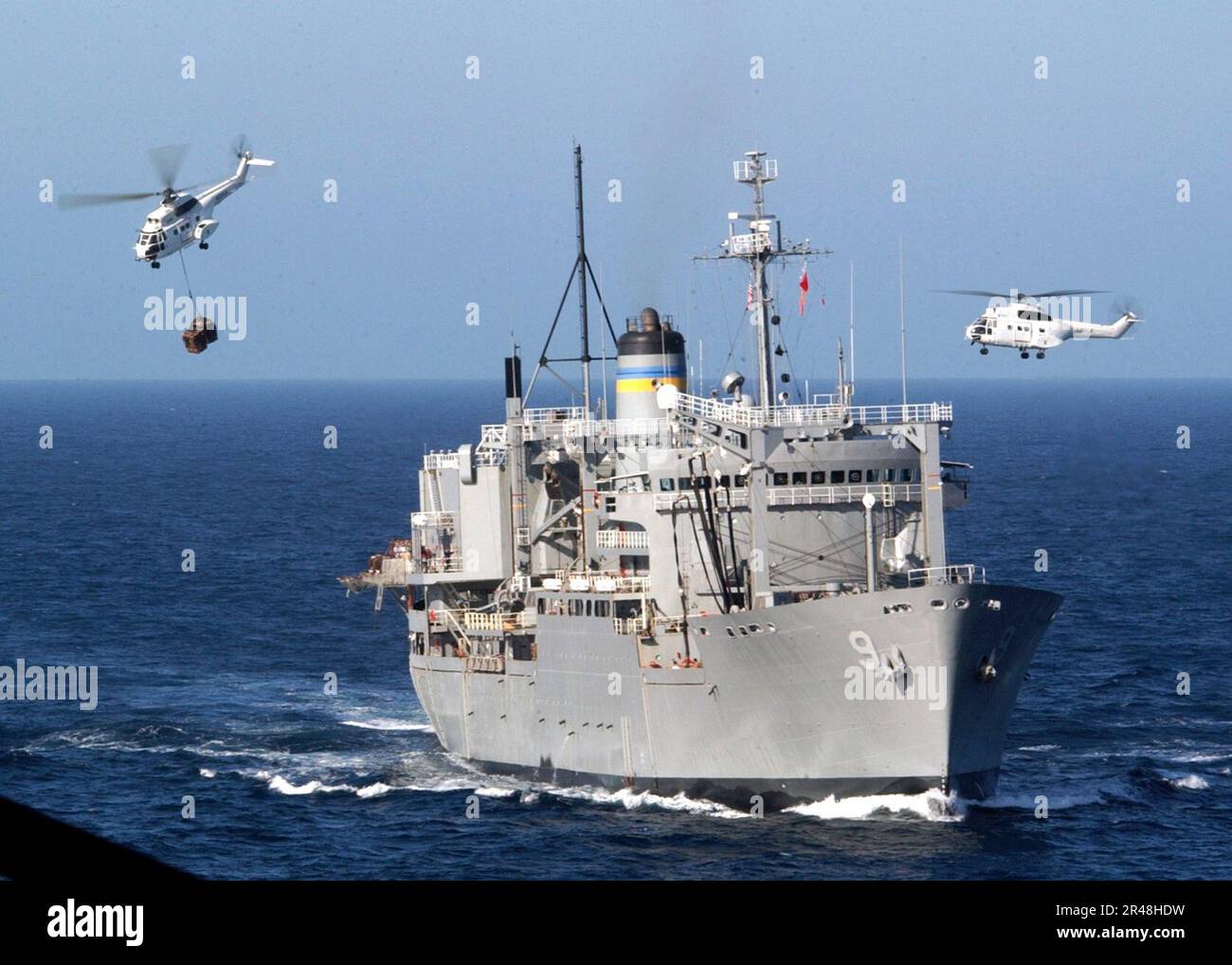 US Navy Military Sealift Command VERTREP Stock Photo - Alamy