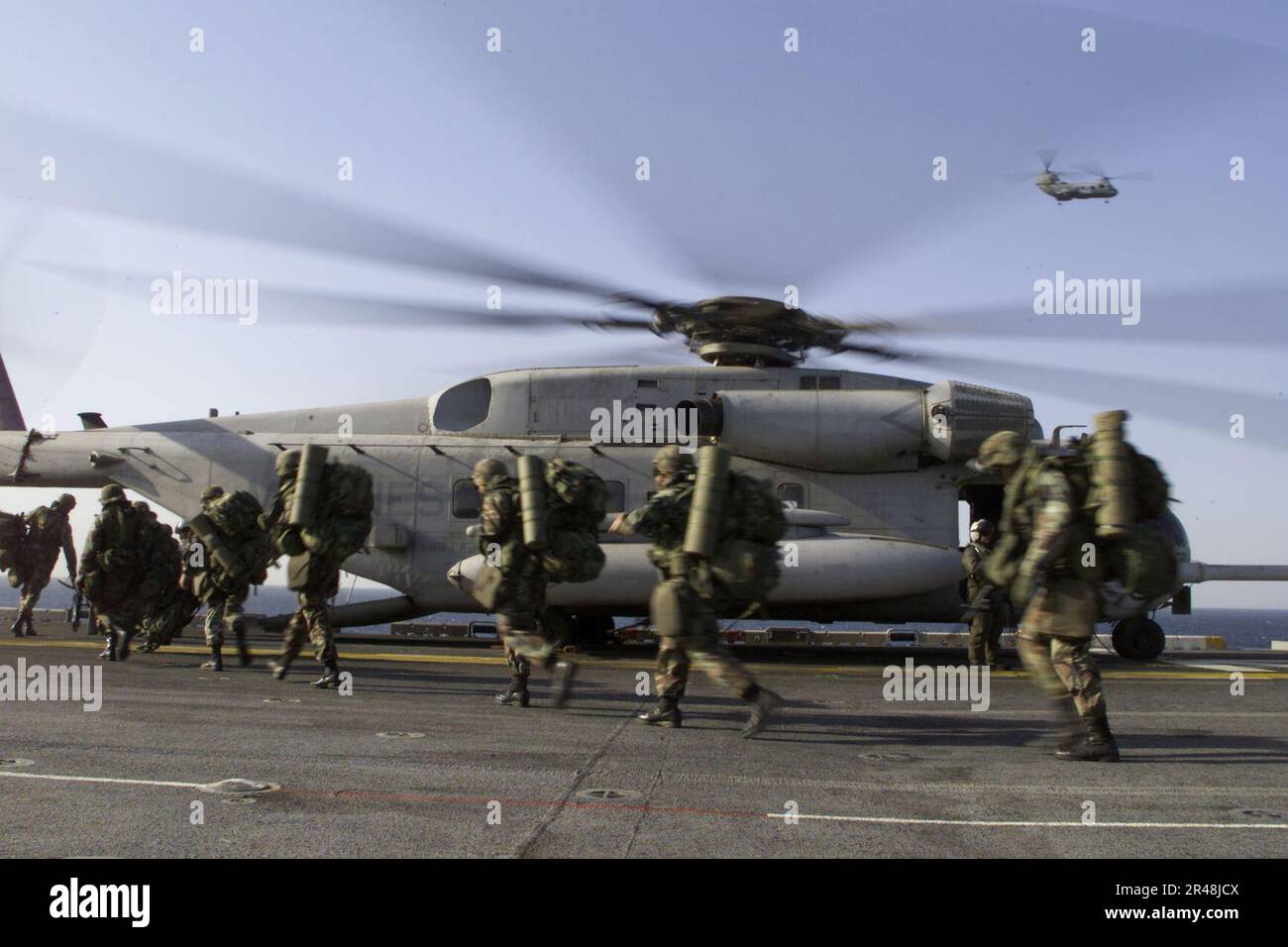 US Navy USMC board a CH-53E Stock Photo - Alamy