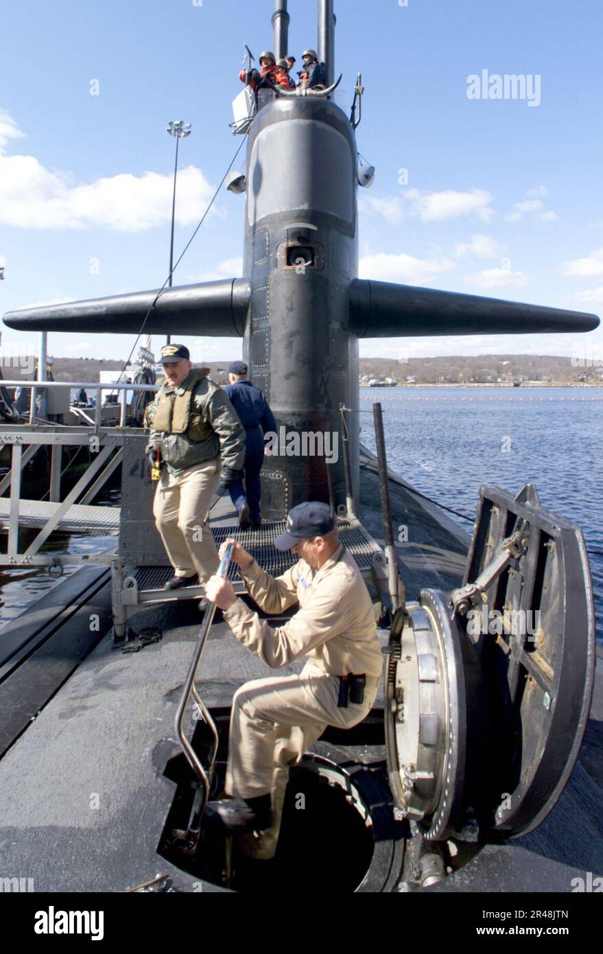 US Navy USS Dallas prepares to get underway Stock Photo - Alamy