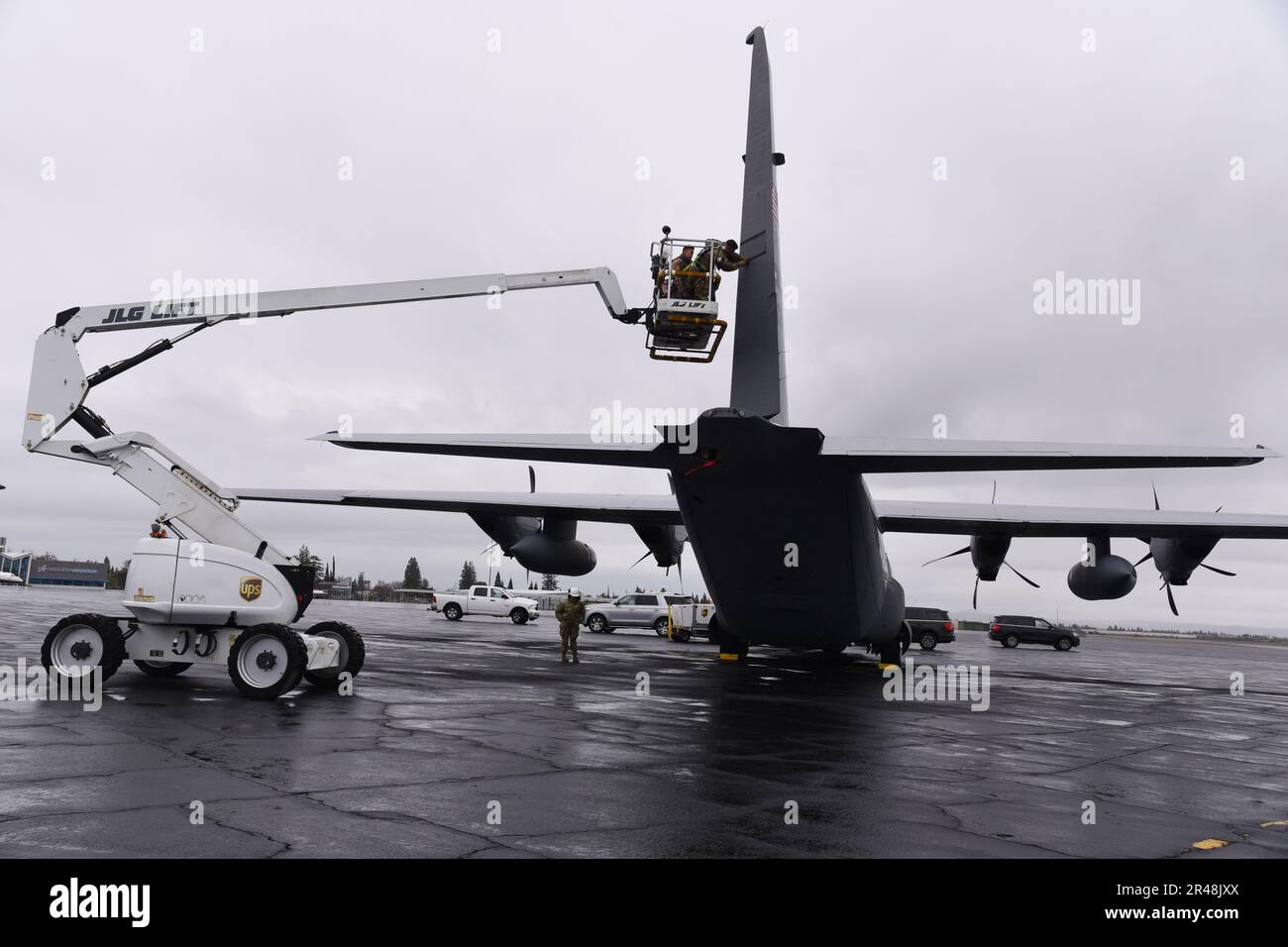 Master Sgts. Christopher Simmons, 403rd Aircraft Maintenance Squadron ...