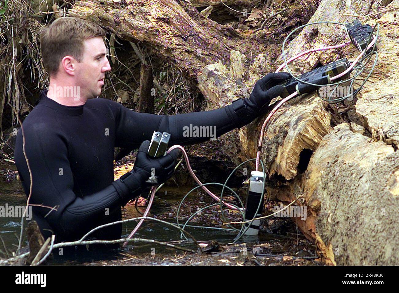 US Navy EODMU-2 Securing an explosive charge Stock Photo - Alamy