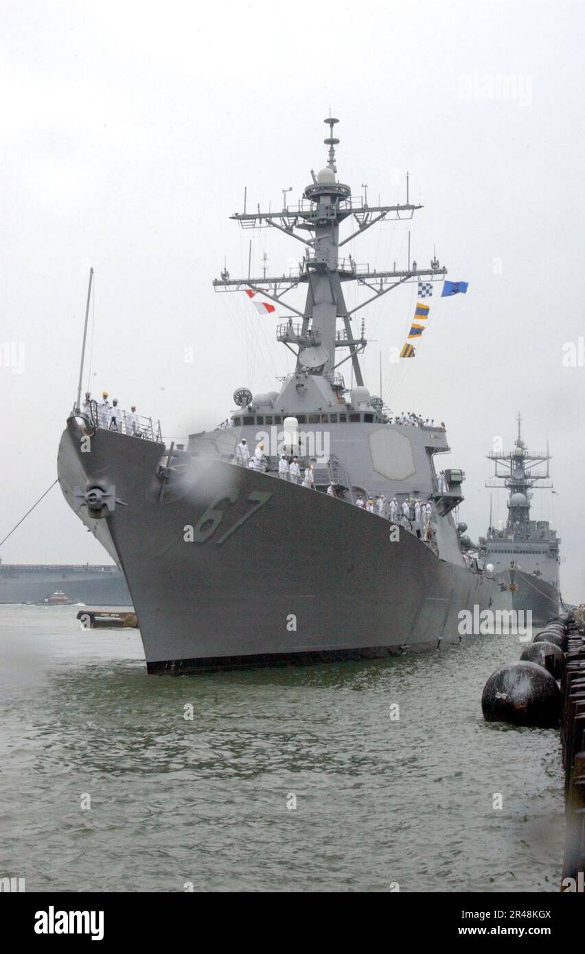 US Navy USS Cole returns to homeport Stock Photo - Alamy