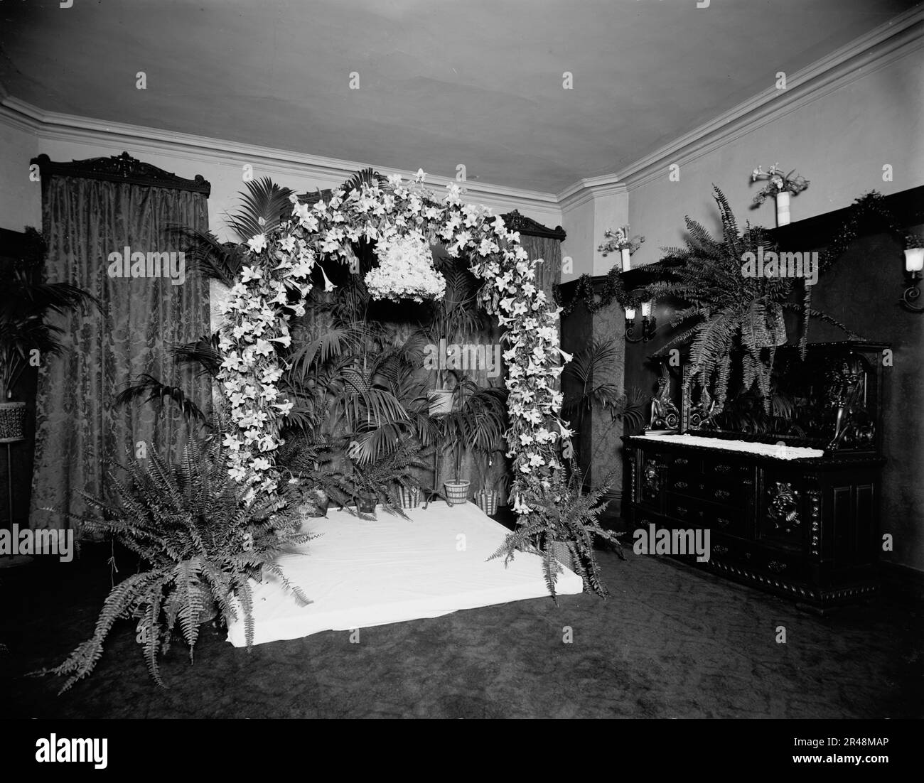 Wedding decorations at Hotel Cadillac, Detroit, Mich., between 1900 and ...