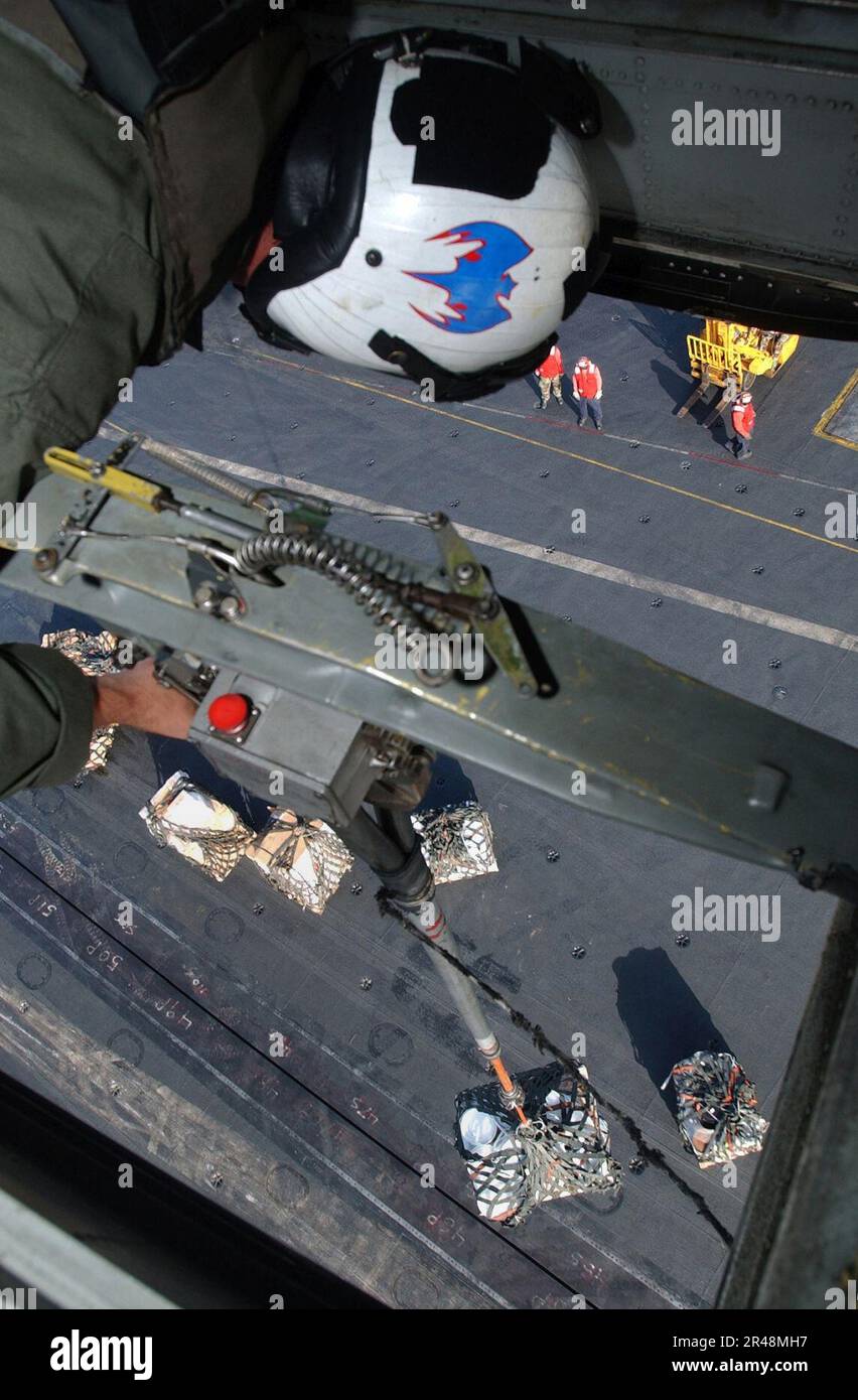 US Navy USS Kennedy - vertrep Stock Photo - Alamy