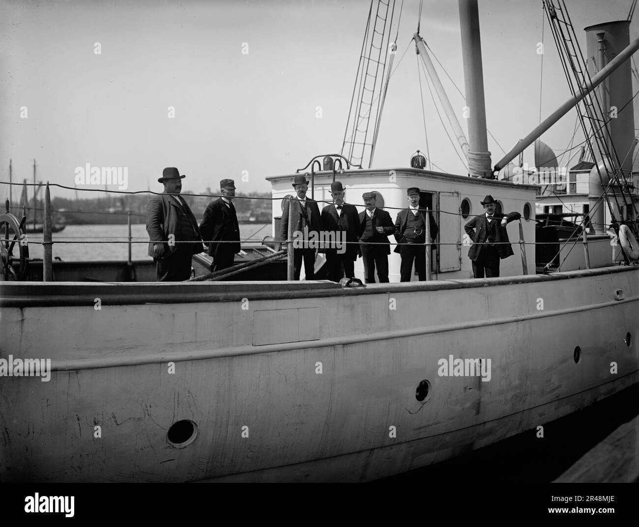 Camera ship pilots hi-res stock photography and images - Alamy