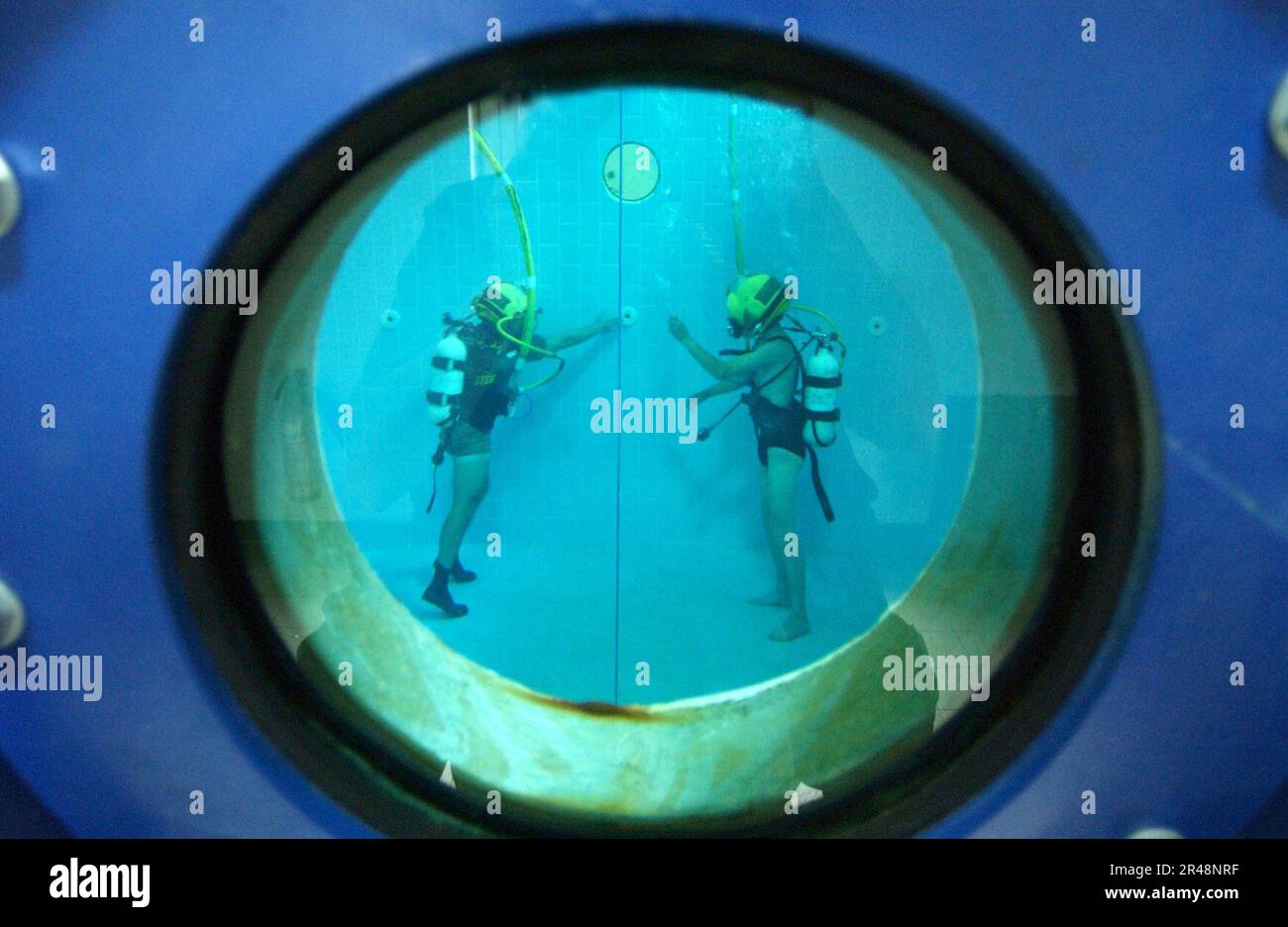 US Navy U.S. Navy diver gives instruction in underwater emergency ...