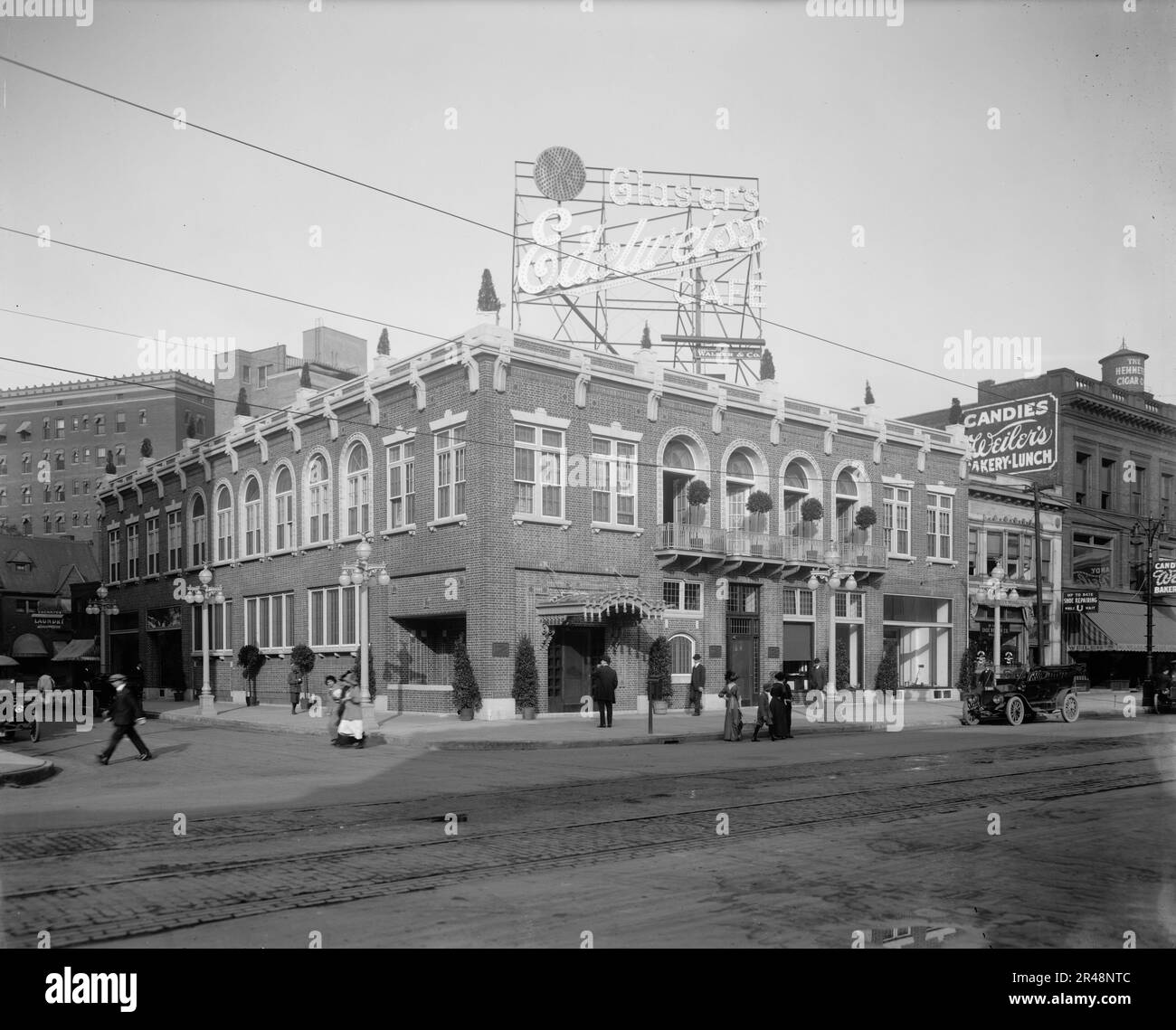 Detroit street scene with people hi-res stock photography and images ...