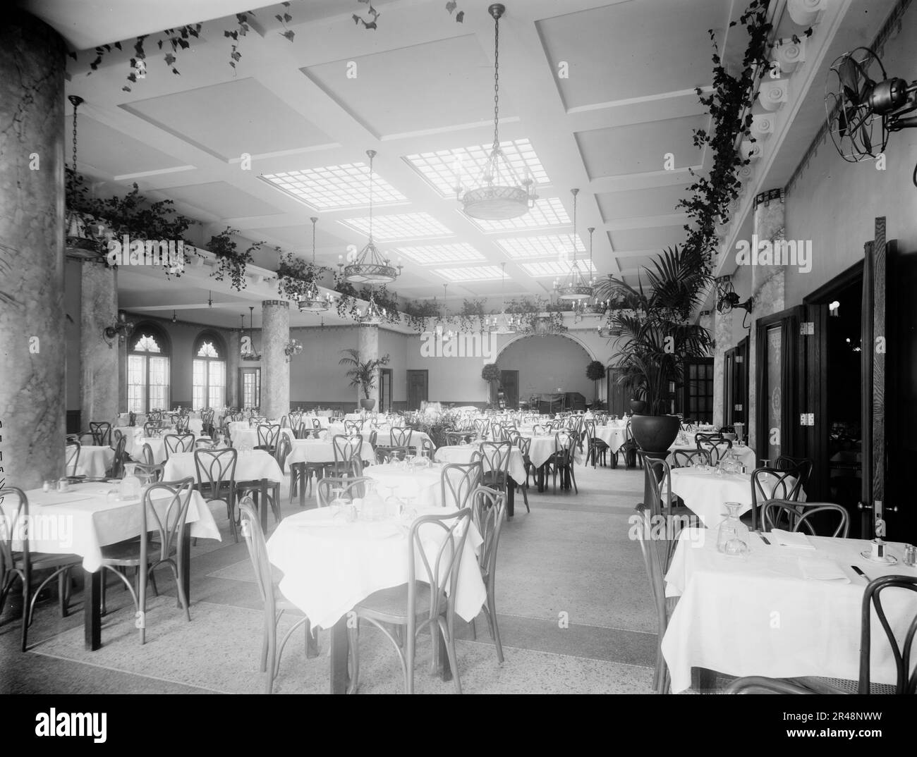 Edelweiss Cafe, main dining room from southwest corner, Detroit, Mich ...