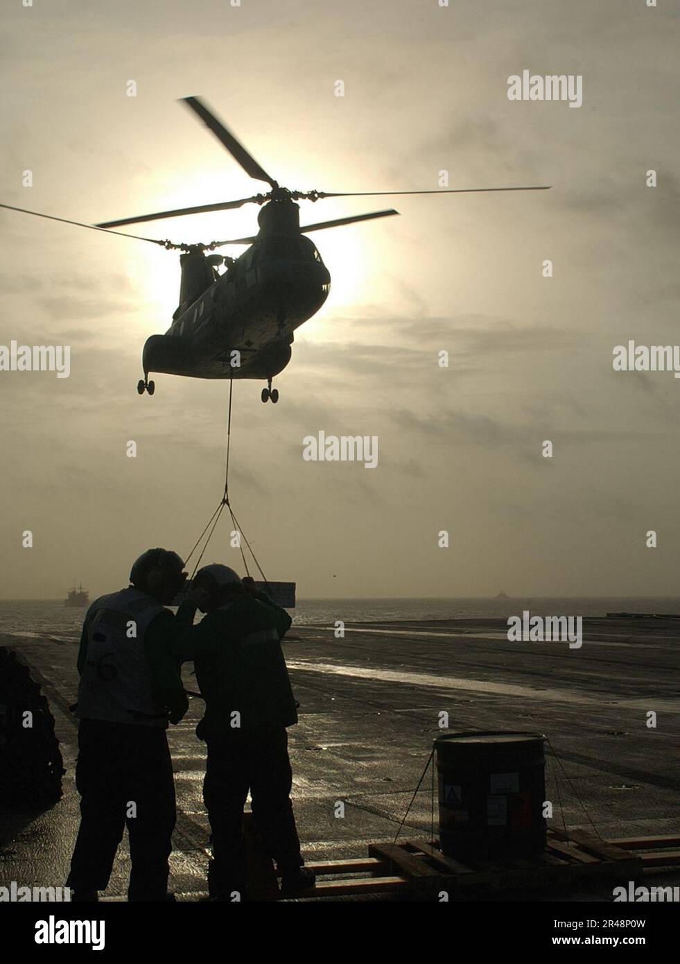 US Navy VERTREP - USS Washington and USS Kennedy Stock Photo - Alamy