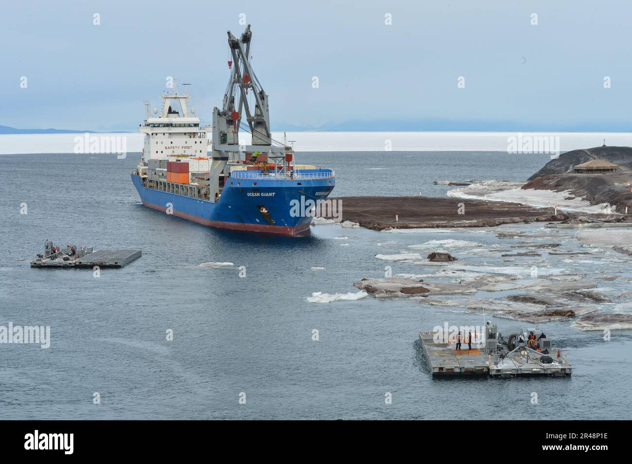 Sailors from Navy Cargo Handling Battalion (NCHB) 1 and NCHB-5 offload ...
