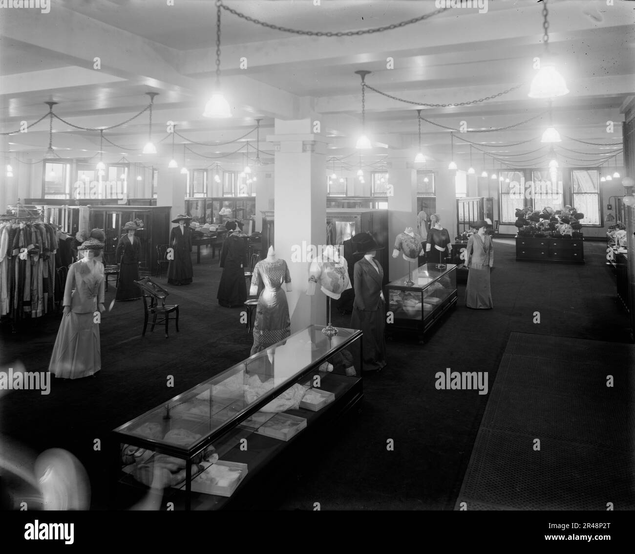 Elliott, Taylor, Woolfenden, cloak and suit, Detroit, Mich., between ...