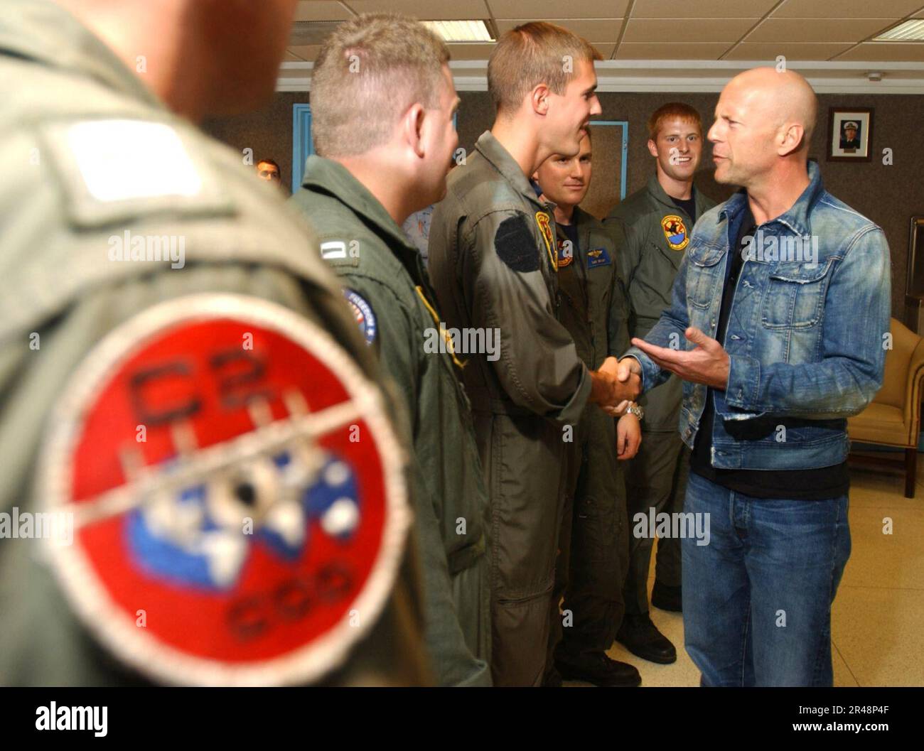 US Navy Actor Bruce Willis meets with Navy air crew Stock Photo - Alamy