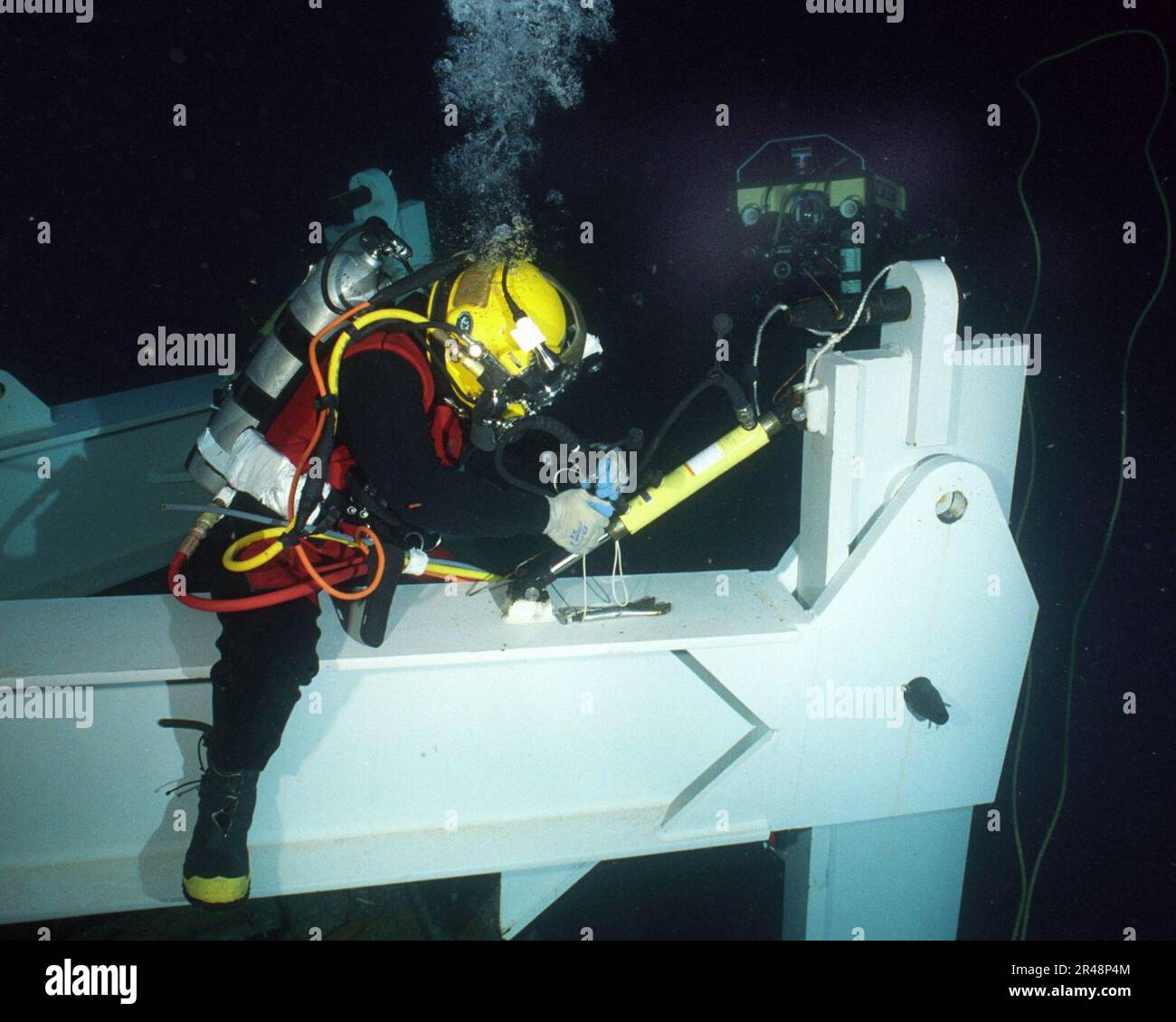 US Navy Navy diver conducts deep sea salvage operations Stock Photo - Alamy