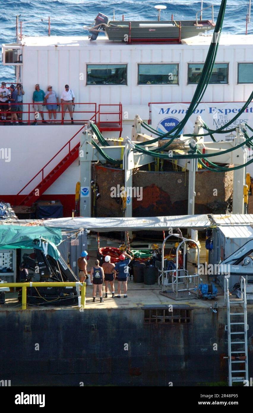US Navy USS Monitor's turret is loaded onto a barge Stock Photo - Alamy