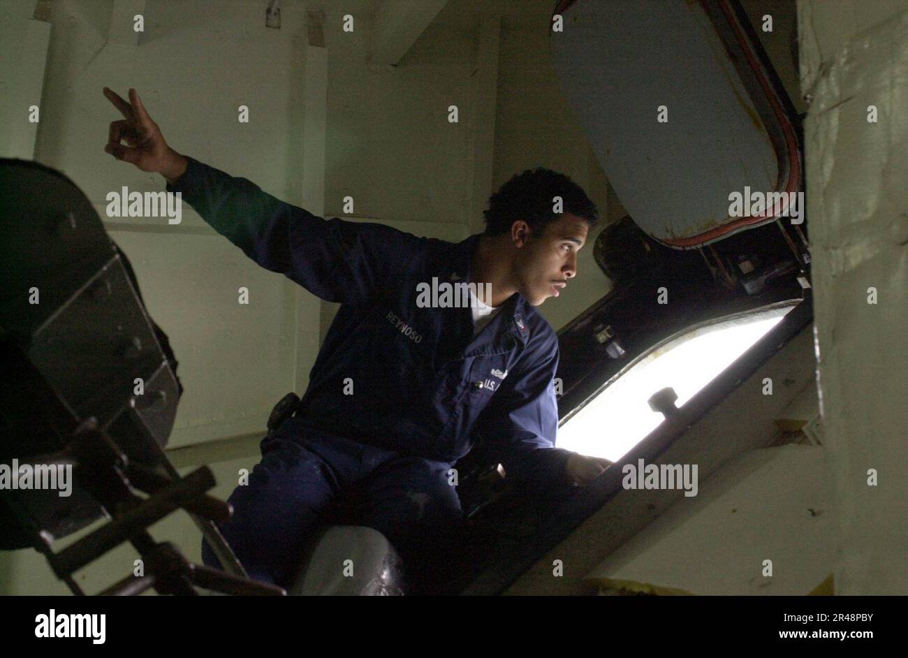 US Navy Line handling operations aboard USS Nimitz Stock Photo - Alamy