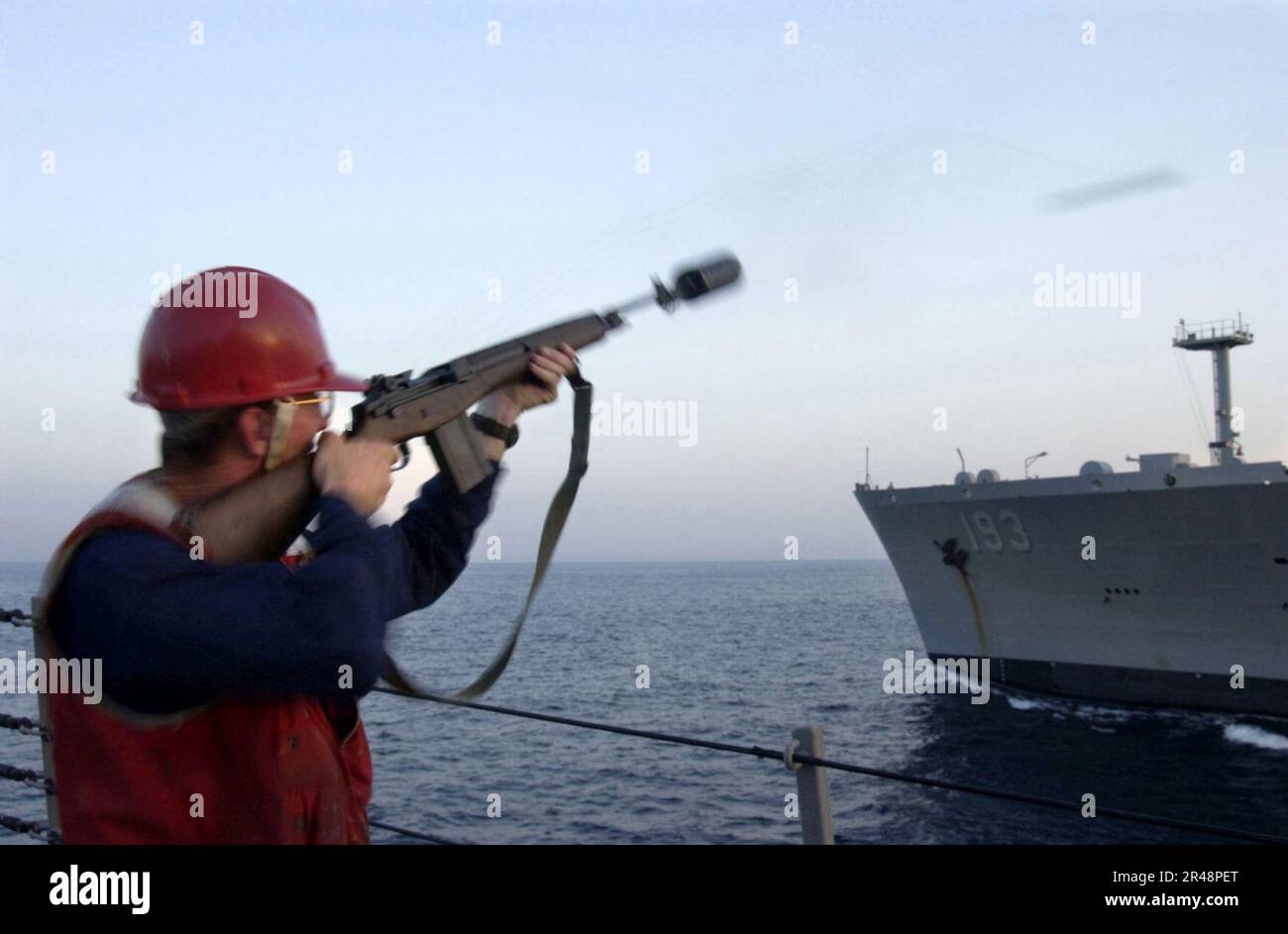 US Navy Gunner's Mate uses an M-14 to shoot a shot line Stock Photo - Alamy