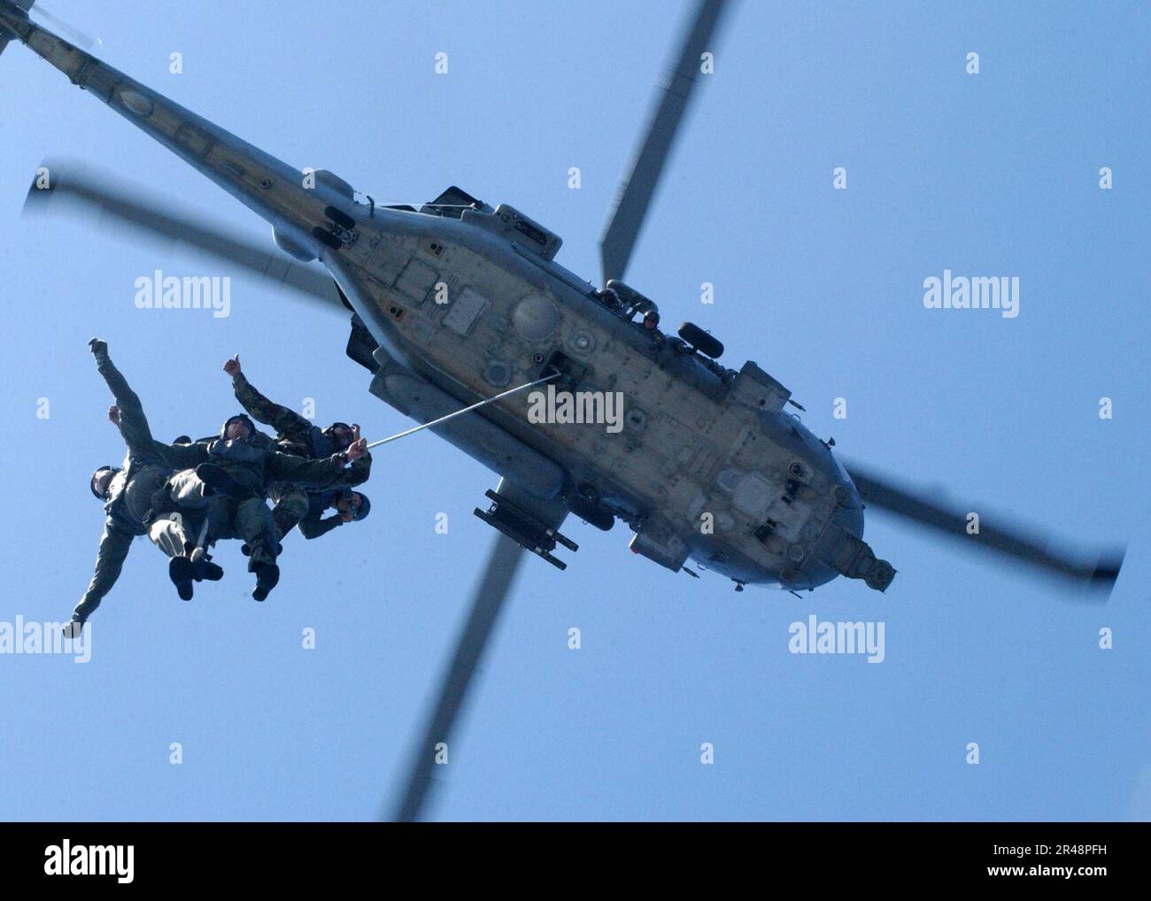 US Navy HS-4 practices SPIE rigging aboard USS Abraham Lincoln Stock ...
