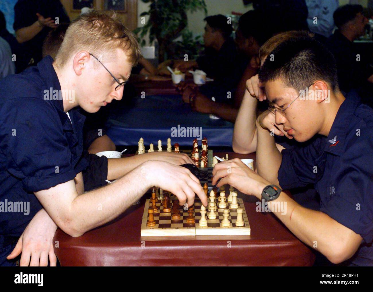 US Navy Sailors enjoy a game of chess Stock Photo - Alamy
