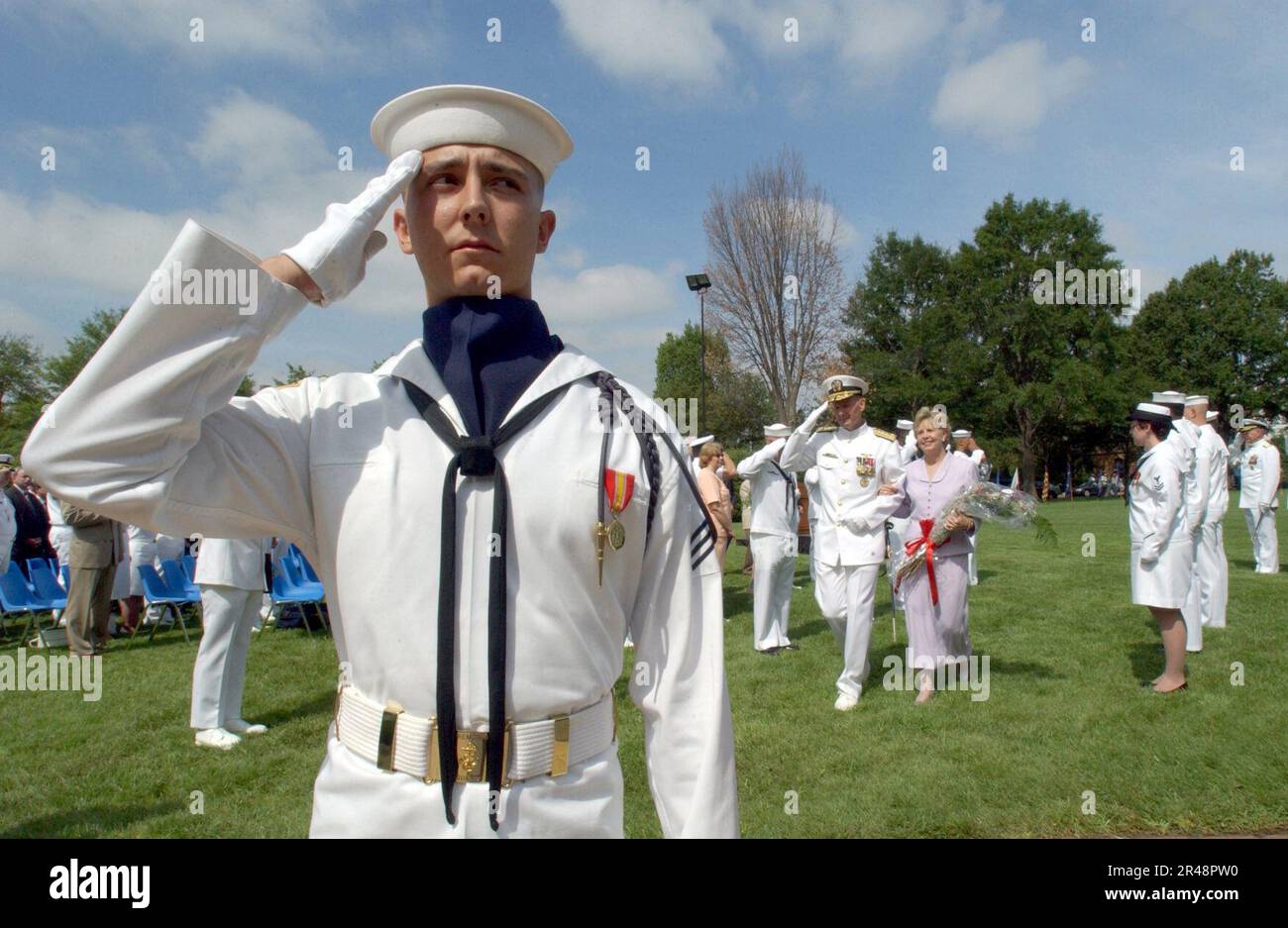 US Navy A member of the Navy's Ceremonial Guard renders honors Stock Photo - Alamy