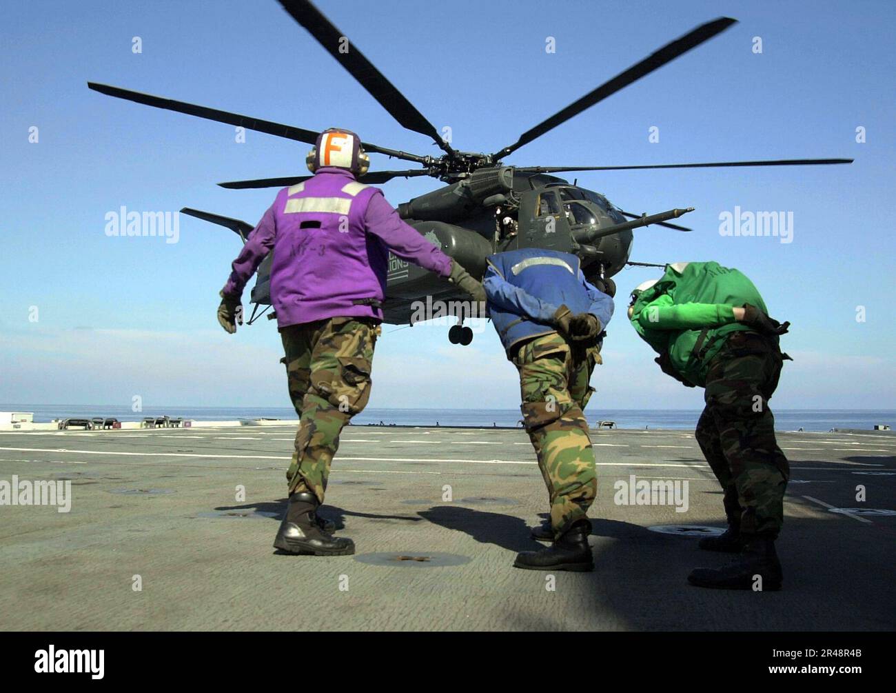 Us navy deck crew members hi-res stock photography and images - Alamy