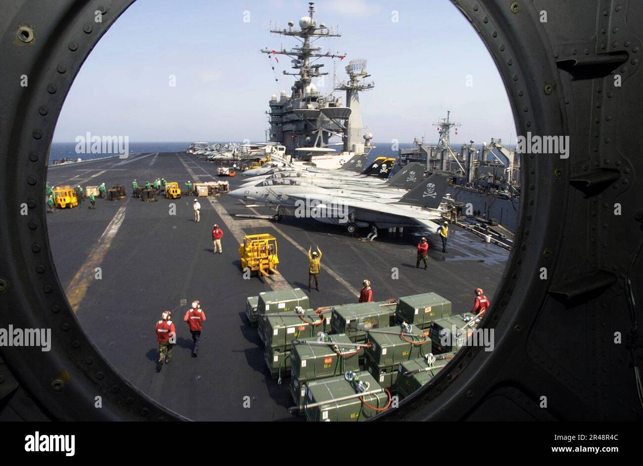 US Navy CH-46 conducts vertrep aboard USS Washington Stock Photo - Alamy