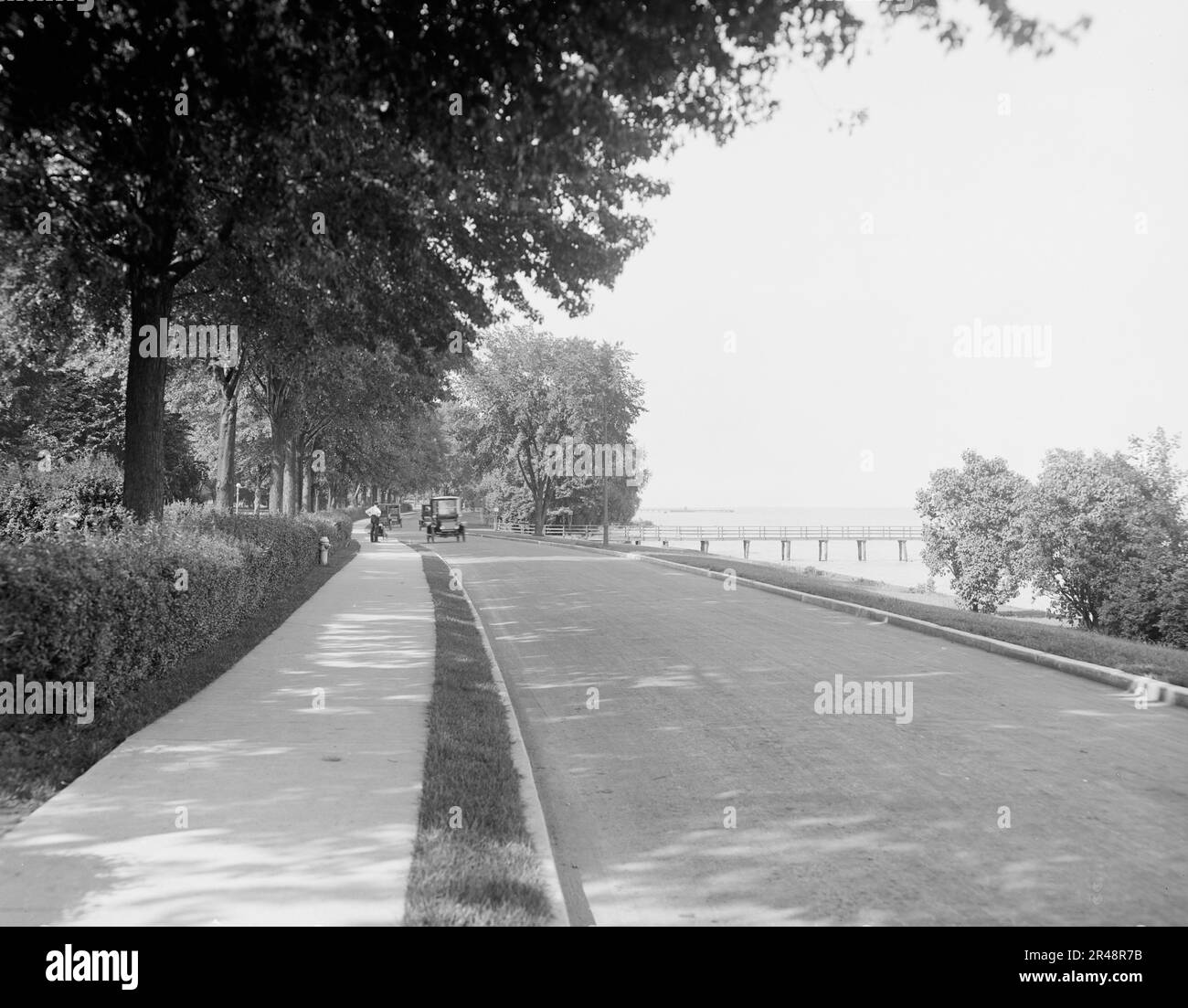 Lake road, Grosse Pointe, Mich., c.between 1910 and 1920 Stock Photo ...