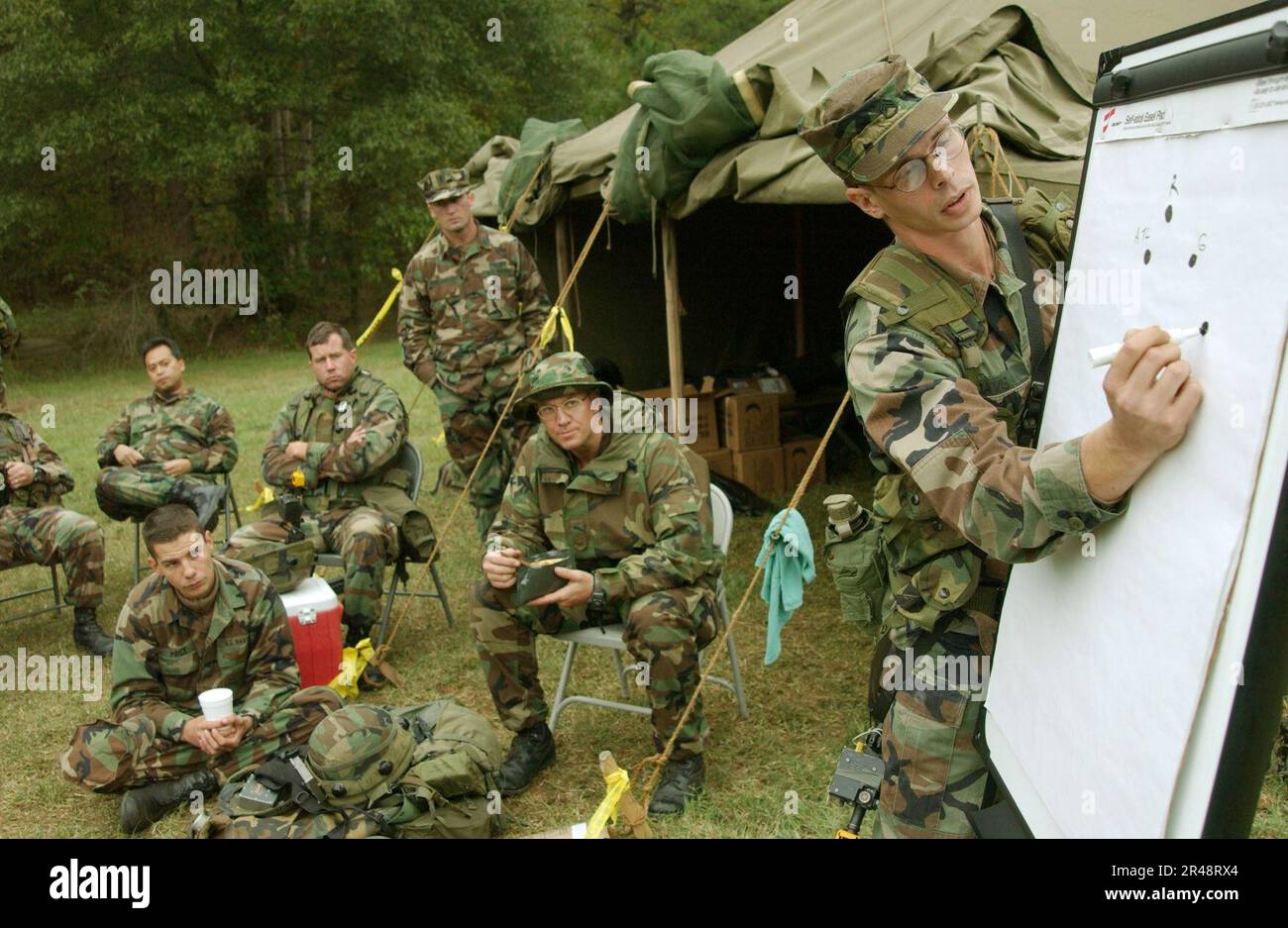 US Navy Sgt. assigned to U.S. Army's 55th Signal Corps, instructs Fleet ...