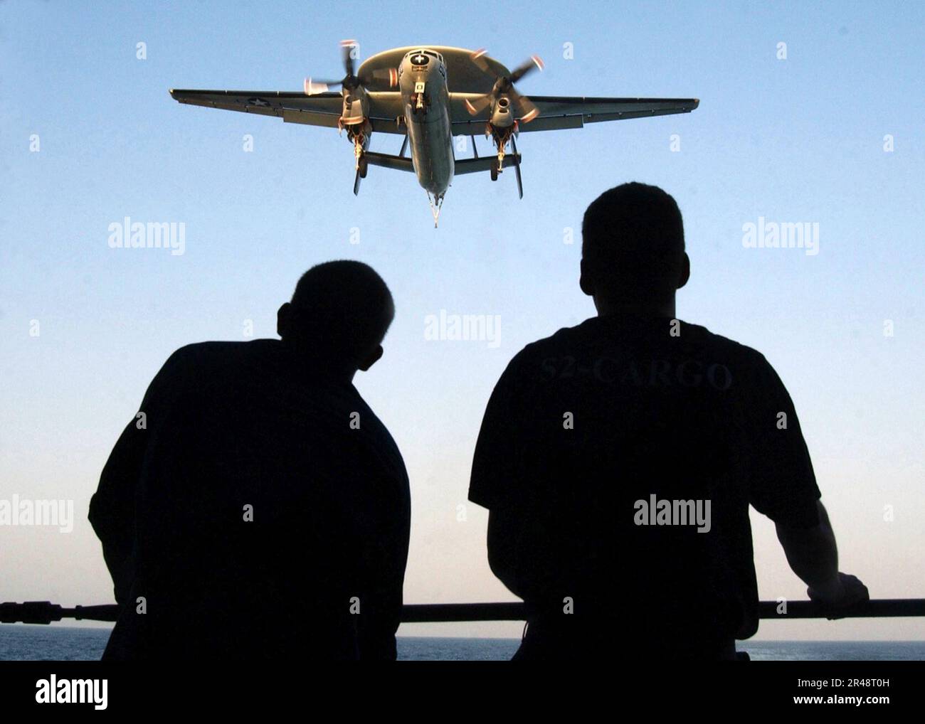 US Navy Sailors observe an E2-C Hawkeye assigned to the Black Eagles of ...