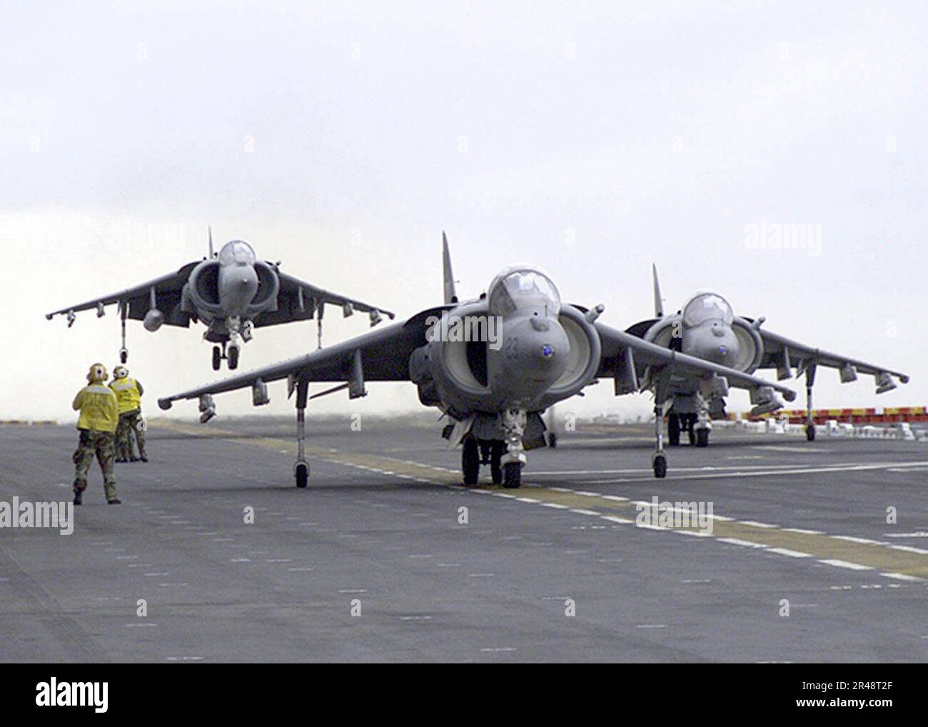 US Navy Harriers land on the flight deck aboard Tarawa Stock Photo - Alamy