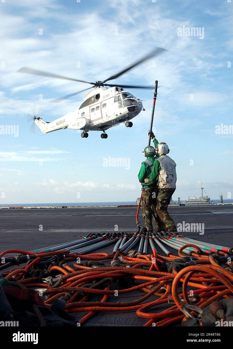 US Navy USS Washington conducts a vertrep Stock Photo - Alamy