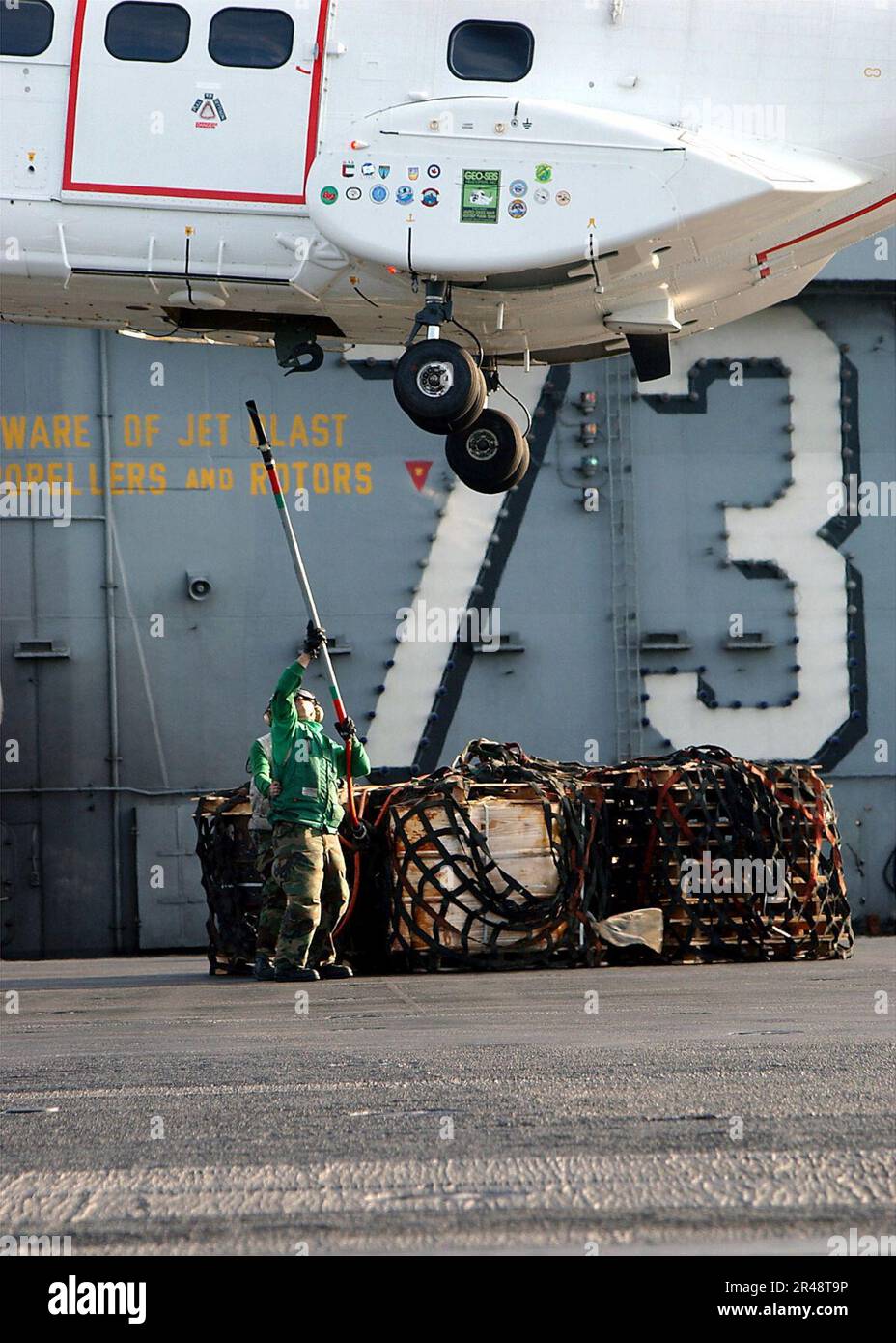 US Navy USS Washington conducts a vertrep Stock Photo - Alamy