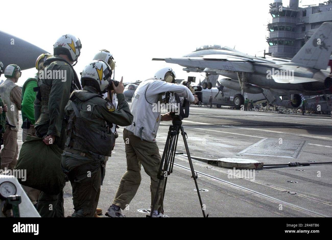 Us navy camera crew hi-res stock photography and images - Alamy