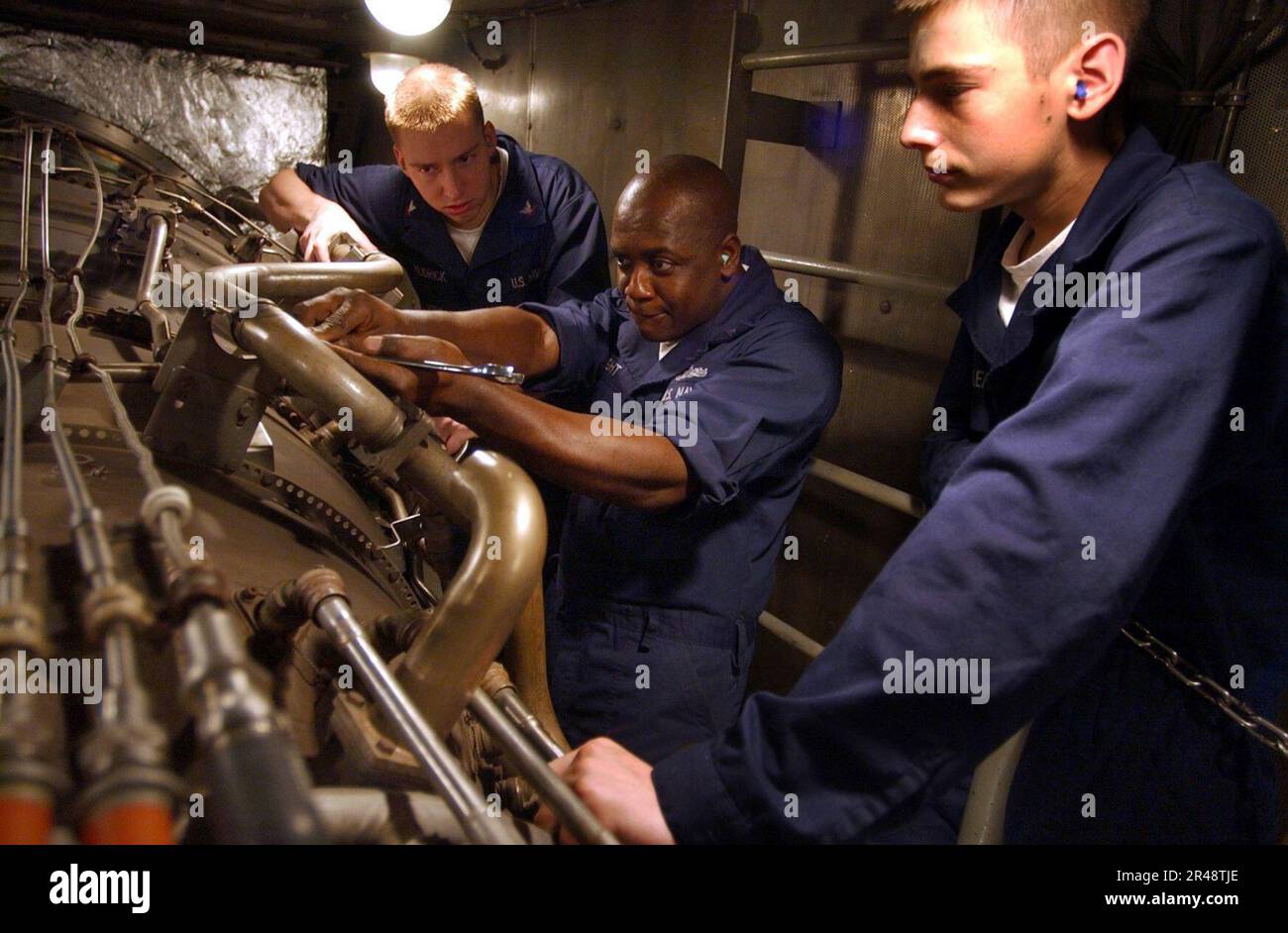 US Navy maintenance on the LM-2500 Main Propulsion Engine Stock Photo ...