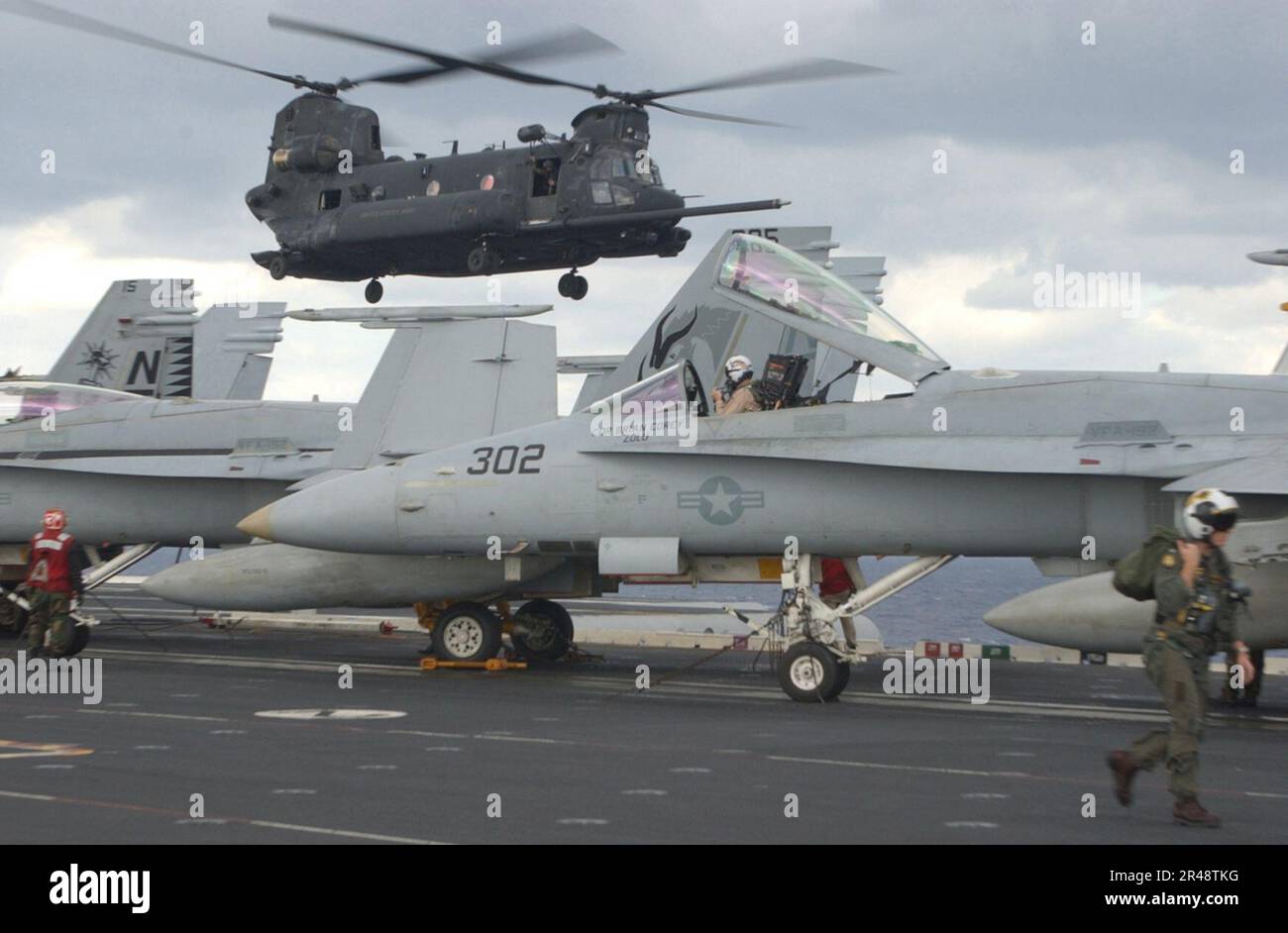 US Navy A U.S. Army MH-47 Chinook Special Operations helicopter ...