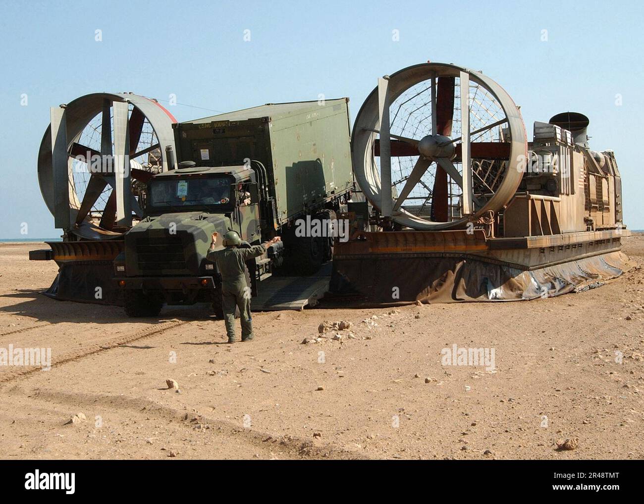 US Navy LCAC off-loads personnel and equipment Stock Photo - Alamy