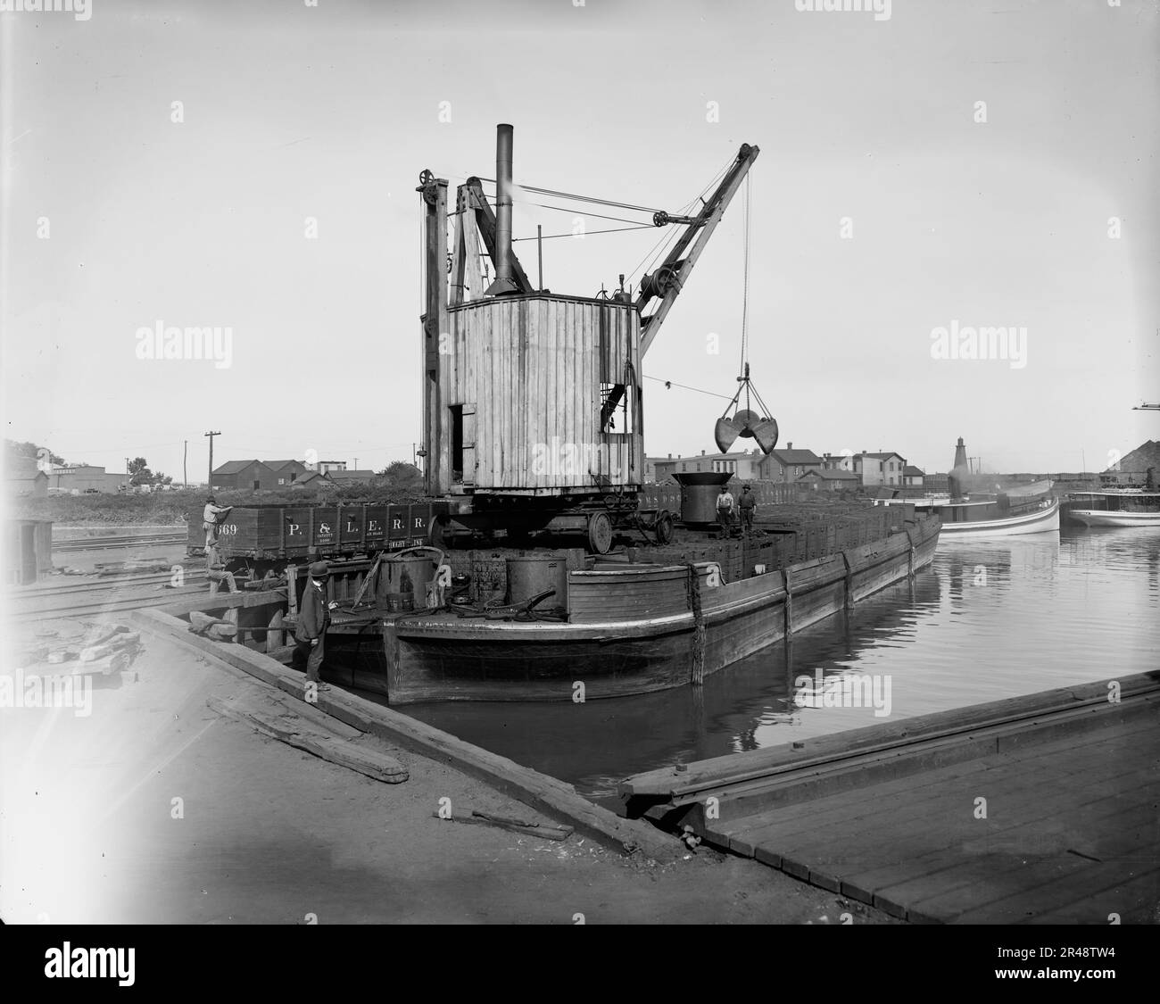 Fueling lighter with clam shell hoist, Ashtabula, Ohio, ca 1900 Stock ...