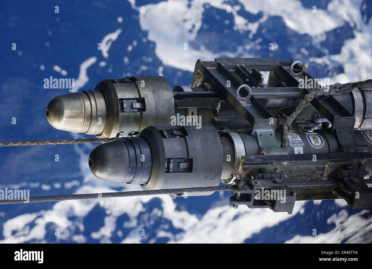 US Navy Underway replenishment probes cross the water to USS ...