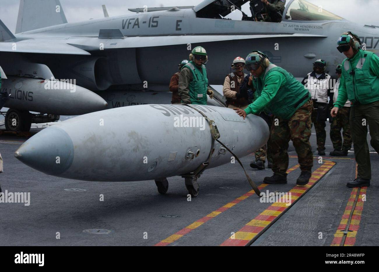 US Navy removing a fuel tank from an F-A-18C Stock Photo - Alamy