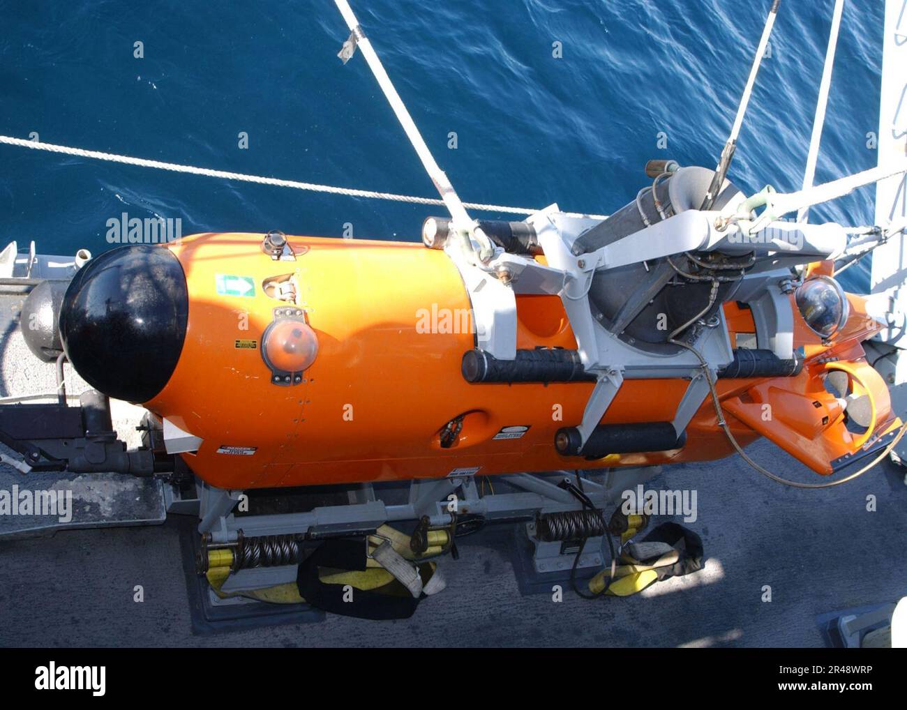 US Navy An AN-SLQ-48 Mine Neutralizer is hoisted over the side of ...