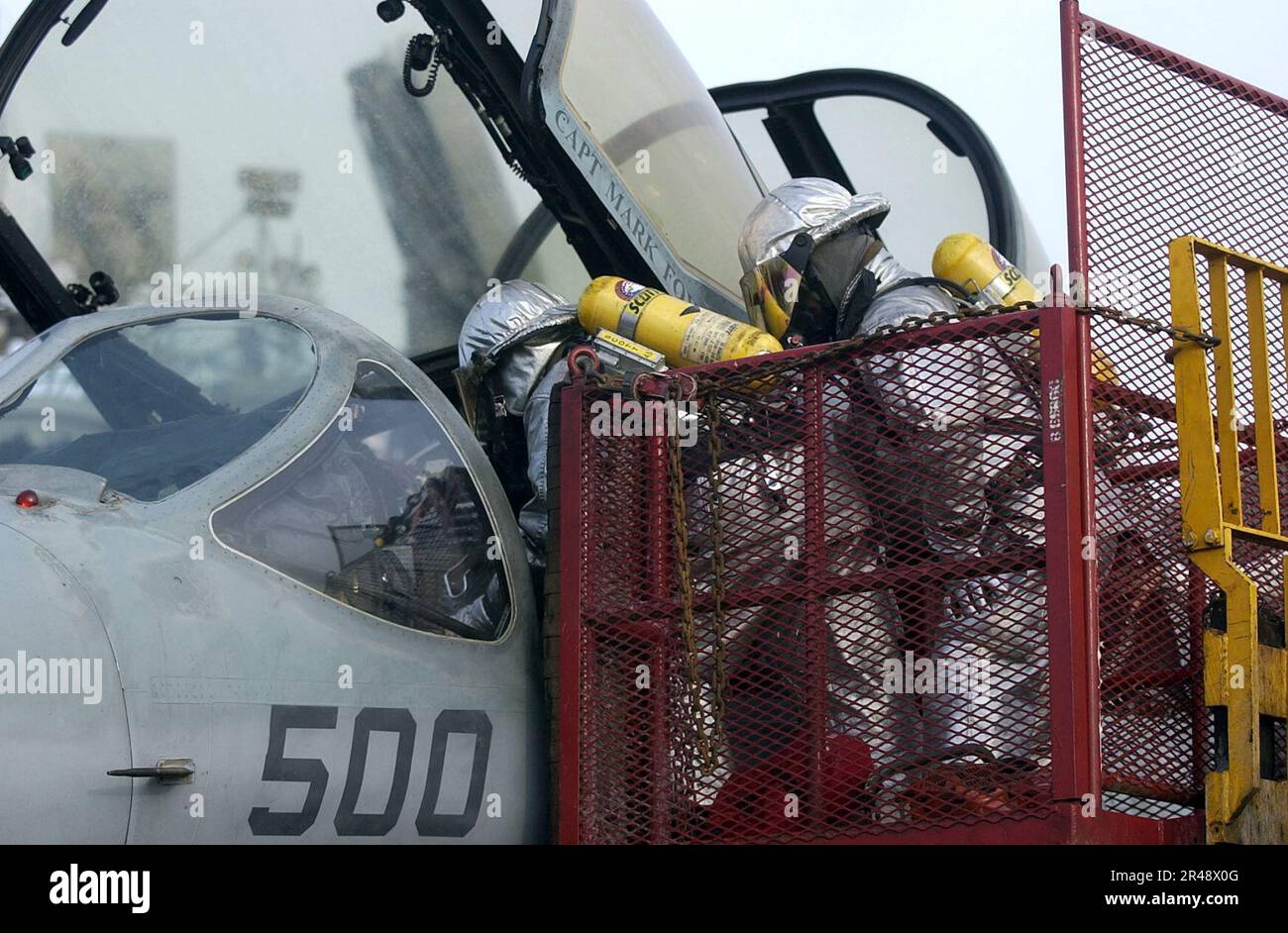 US Navy crash and Salvage team simulate a pilot rescue Stock Photo - Alamy