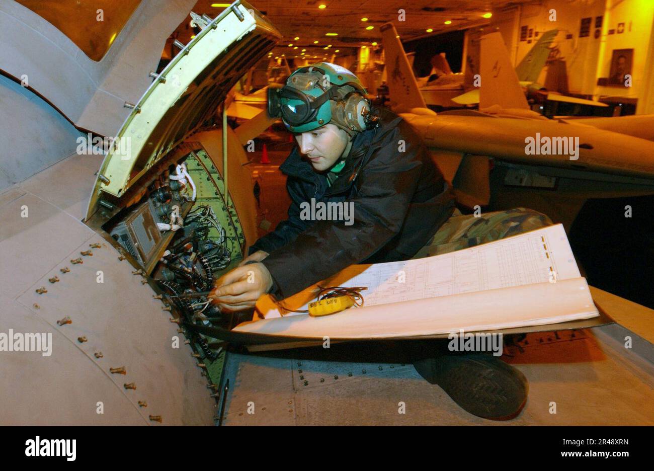 US Navy trouble shooting the circuits of an F-14 Stock Photo - Alamy