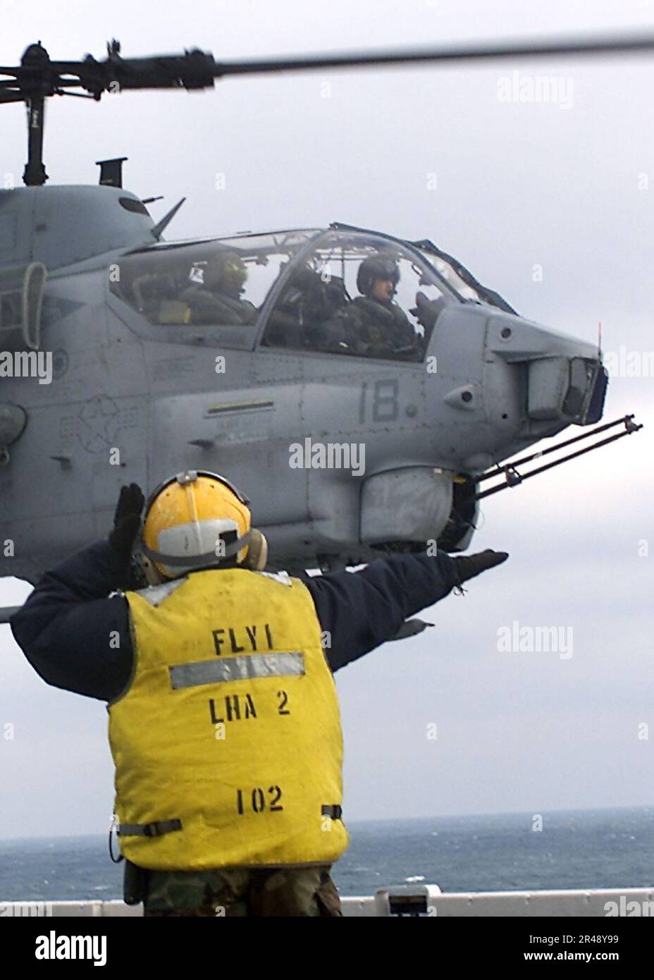 US Navy An AH-1W Super Cobra lands aboard ship Stock Photo - Alamy