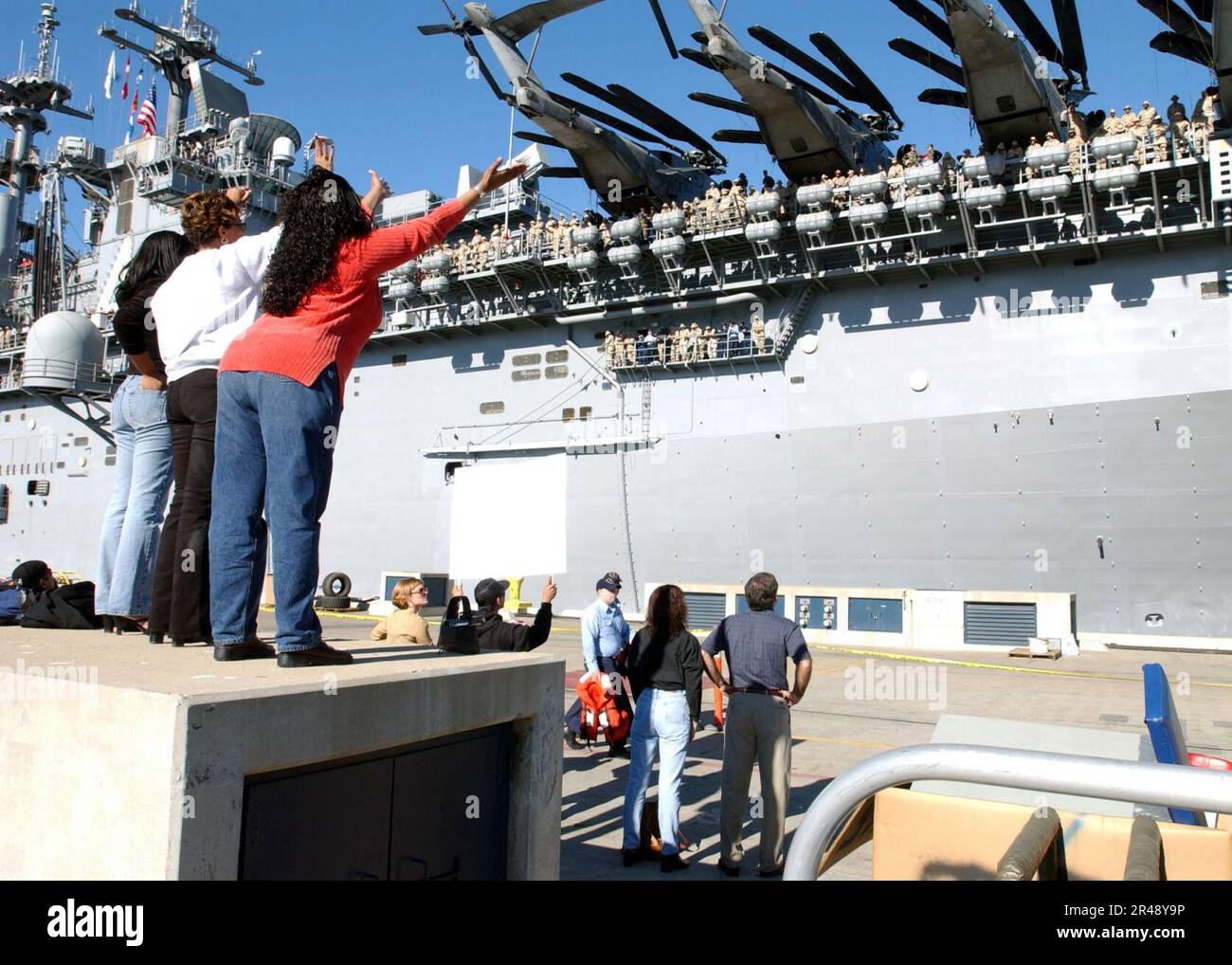 US Navy Family and friends say goodbye to their loved ones aboard USS ...