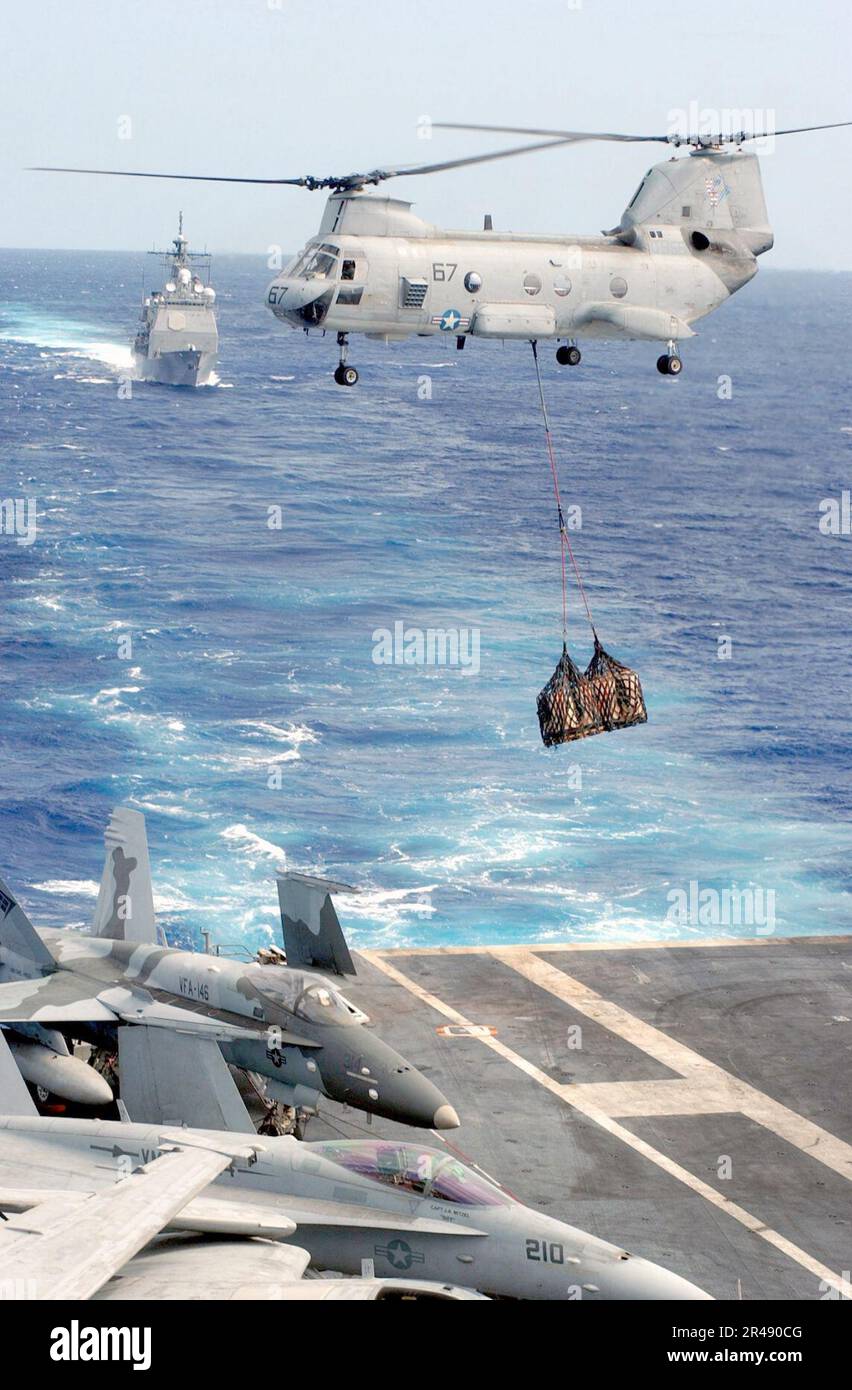 US Navy A CH-46D conducts a vertical replenishment Stock Photo - Alamy