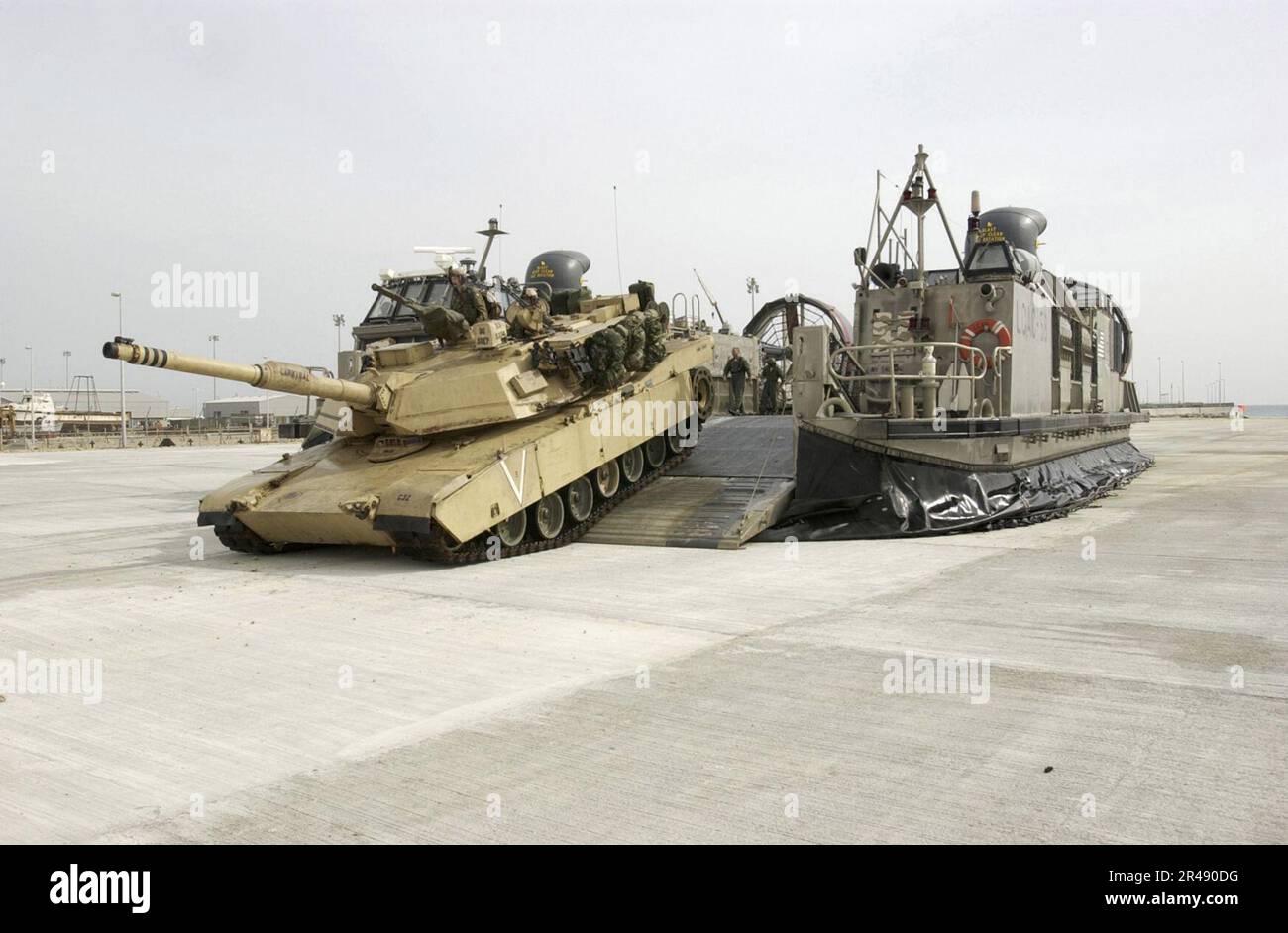 US Navy A Landing Craft Air Cushion (LCAC) from the USS Tarawa (LHA 1 ...