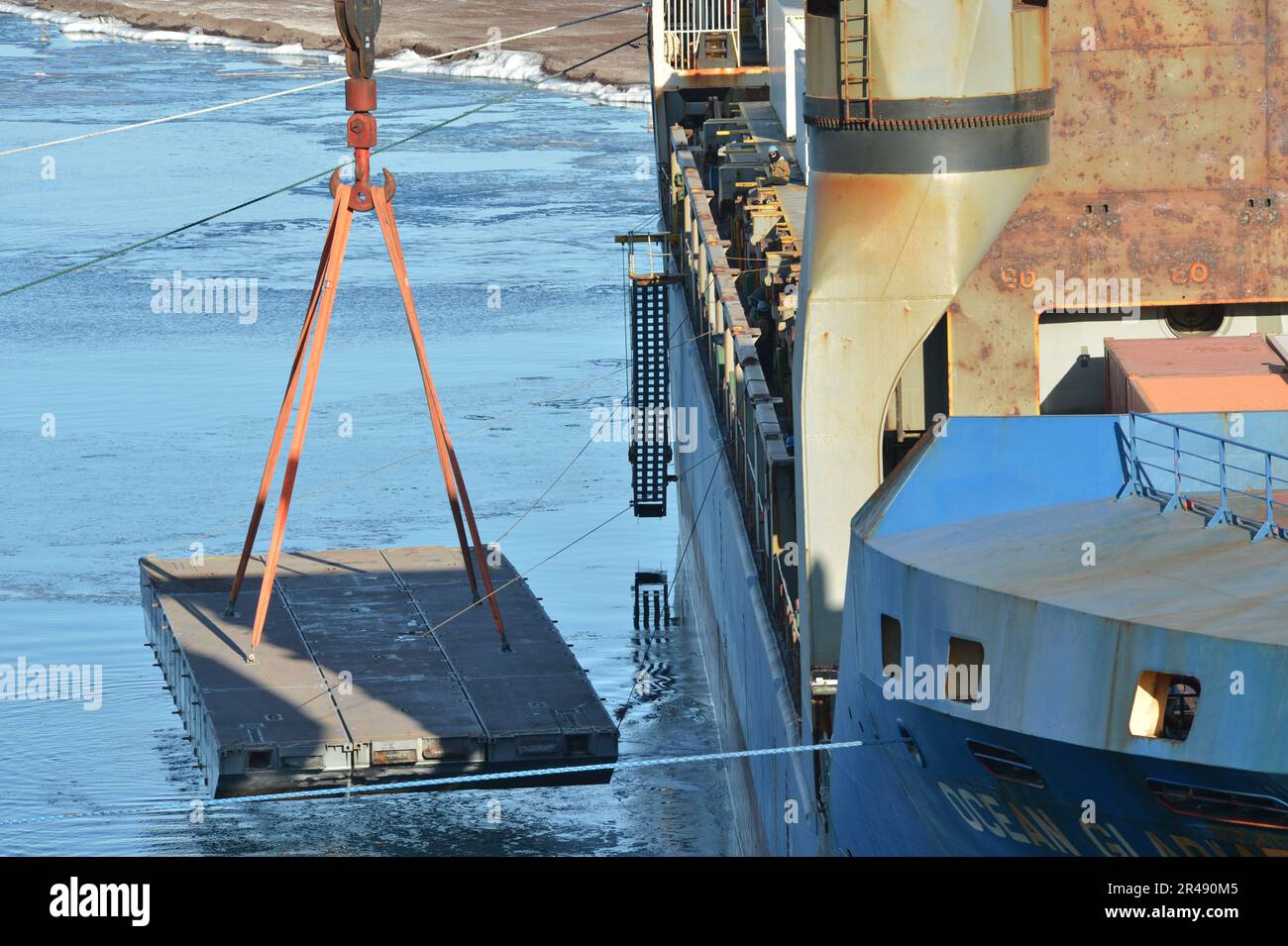 Sailors from Navy Cargo Handling Battalion (NCHB) 1 and NCHB-5 offload ...