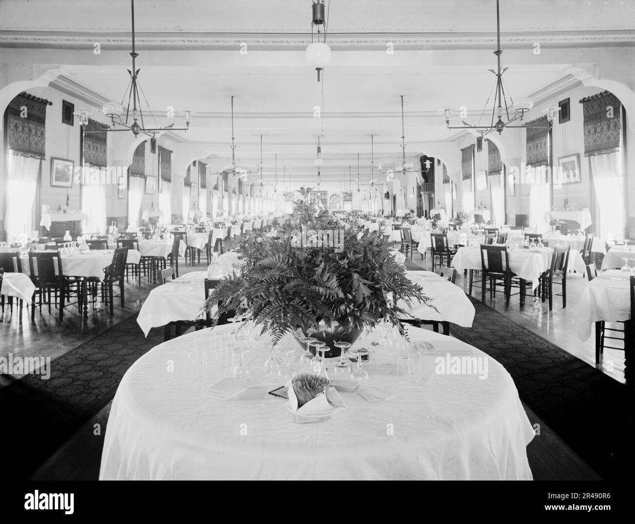 The Dining room, Hotel Kaaterskill, Catskill Mountains, N.Y., between ...